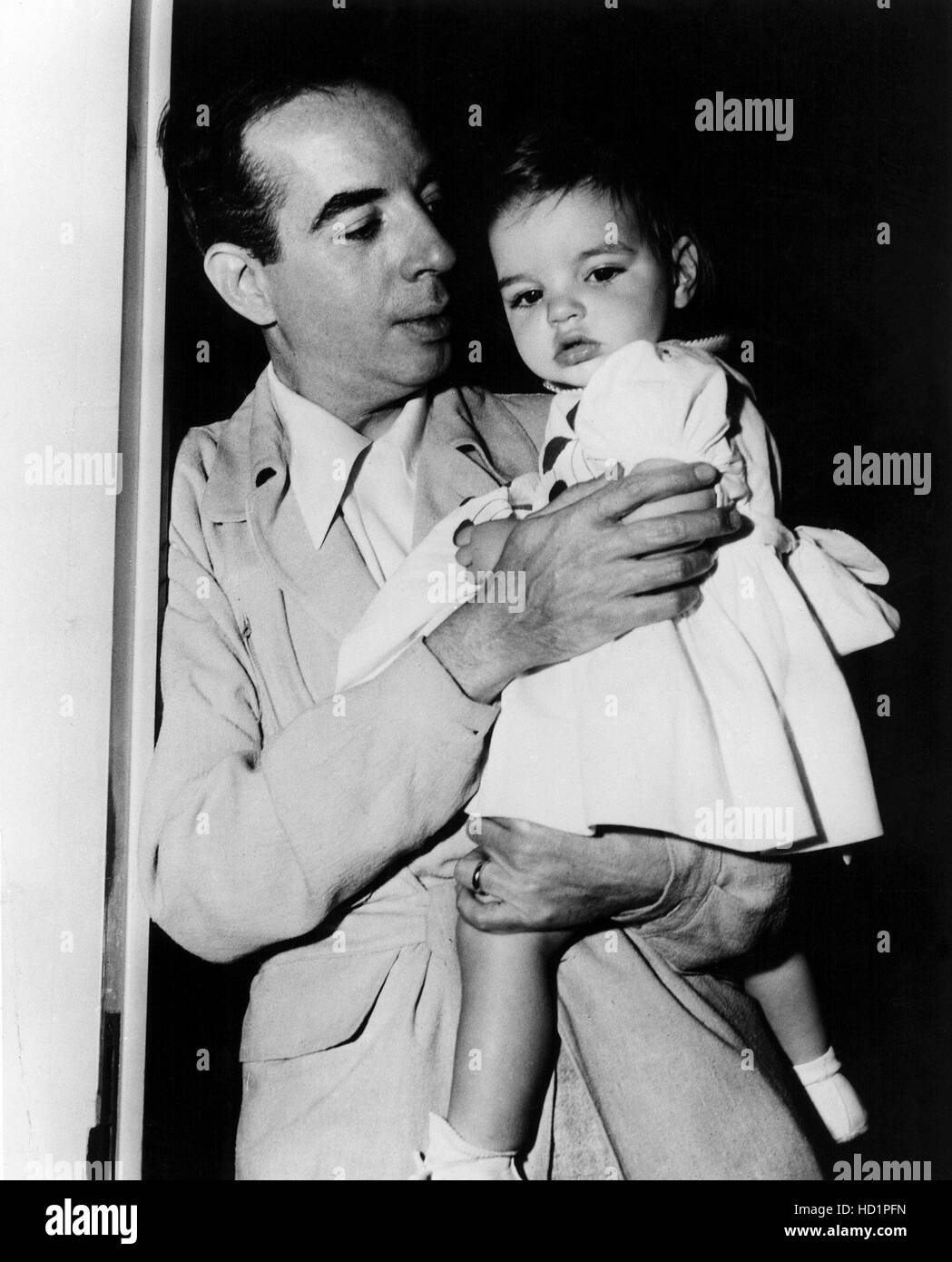 Vincente Minnelli holding his daughter Liza Minnelli in the 1940s Stock ...