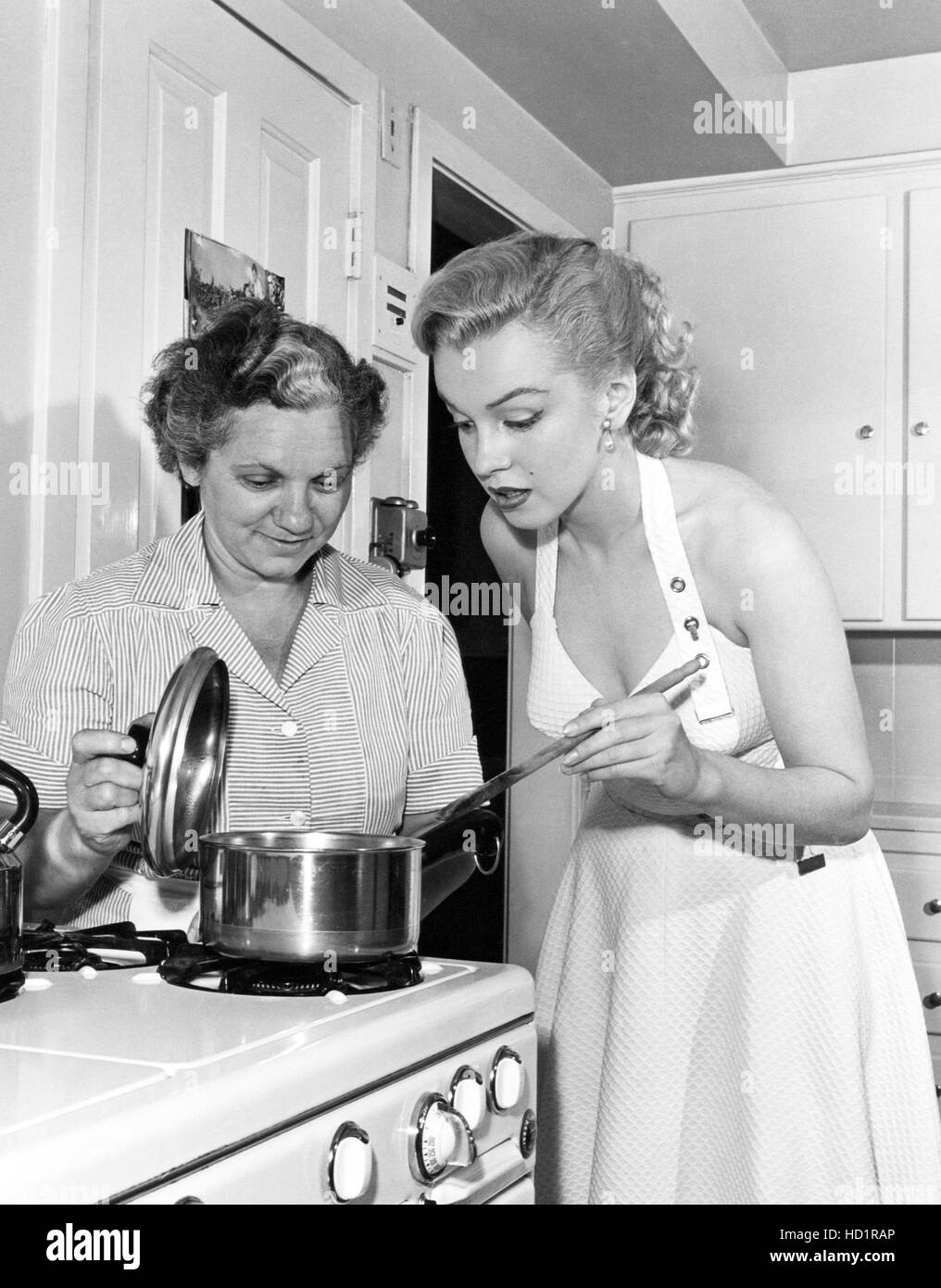 Woman in kitchen 1950s hi-res stock photography and images - Alamy