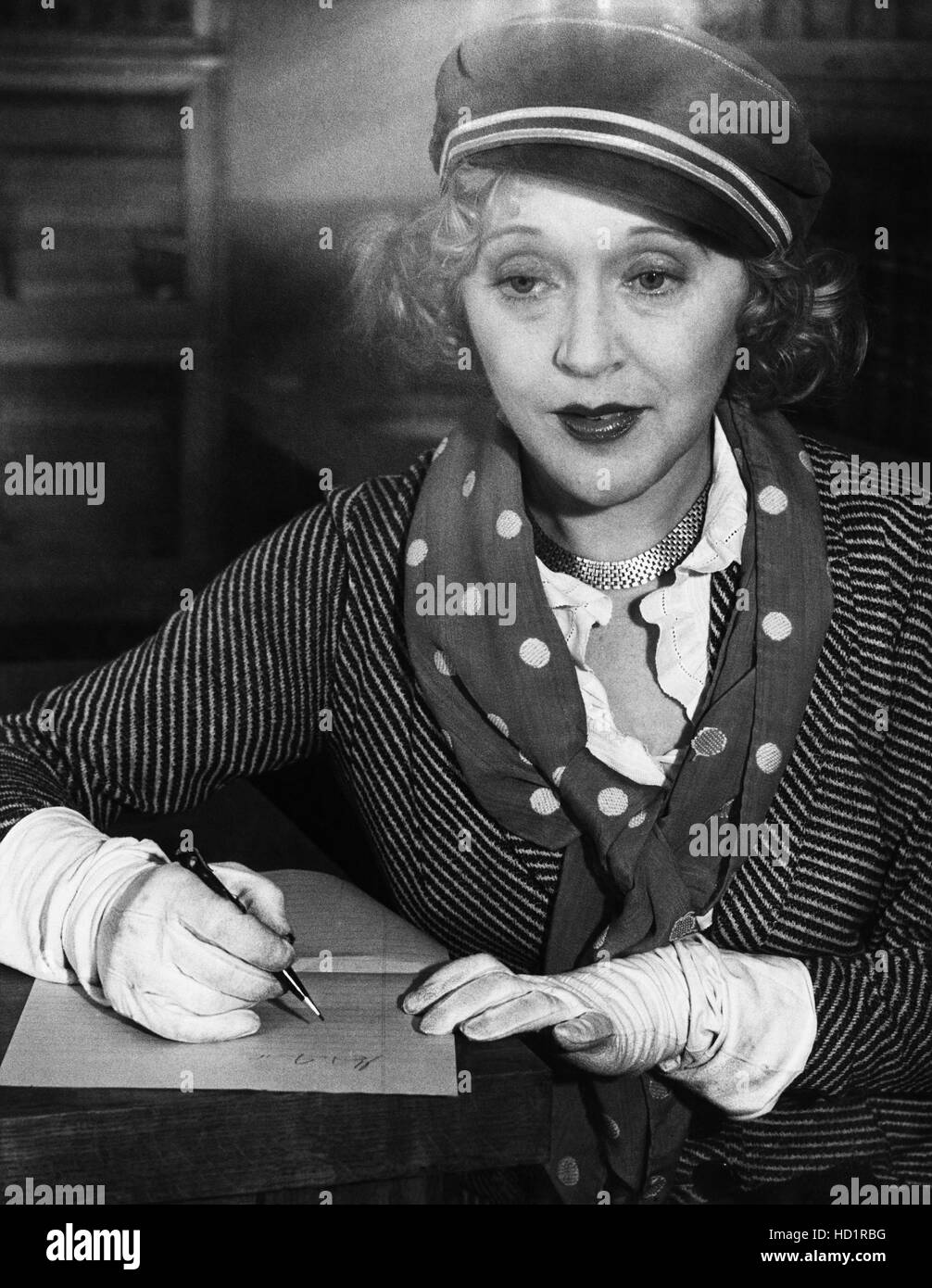 Mae Murray, in Los Angeles court for divorce from David Mdivani ...