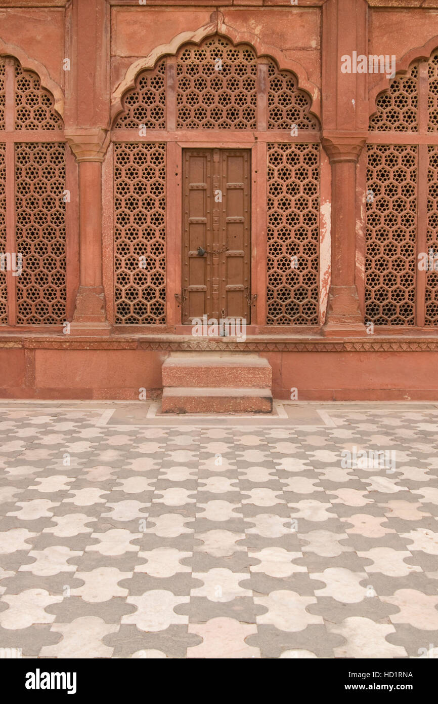 Islamic architecture at the Taj Mahal Stock Photo - Alamy