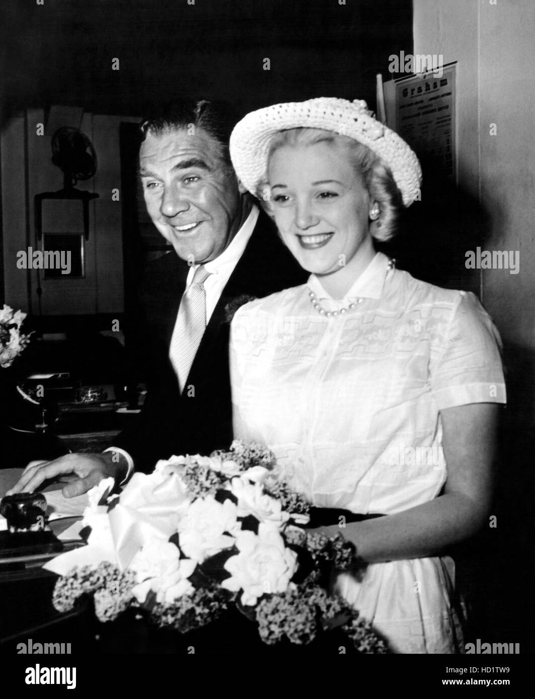 From left: Newlyweds Paul Douglas and Jan Sterling, 1950 Stock Photo - Alamy