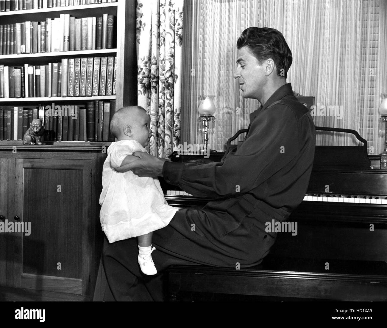 Maureen Reagan, Ronald Reagan at home in the early 1940s Stock Photo ...
