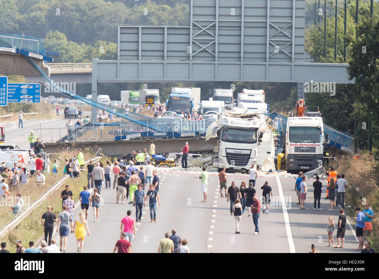 A footbridge collapses onto motorway traffic on the M20 in Kent this ...