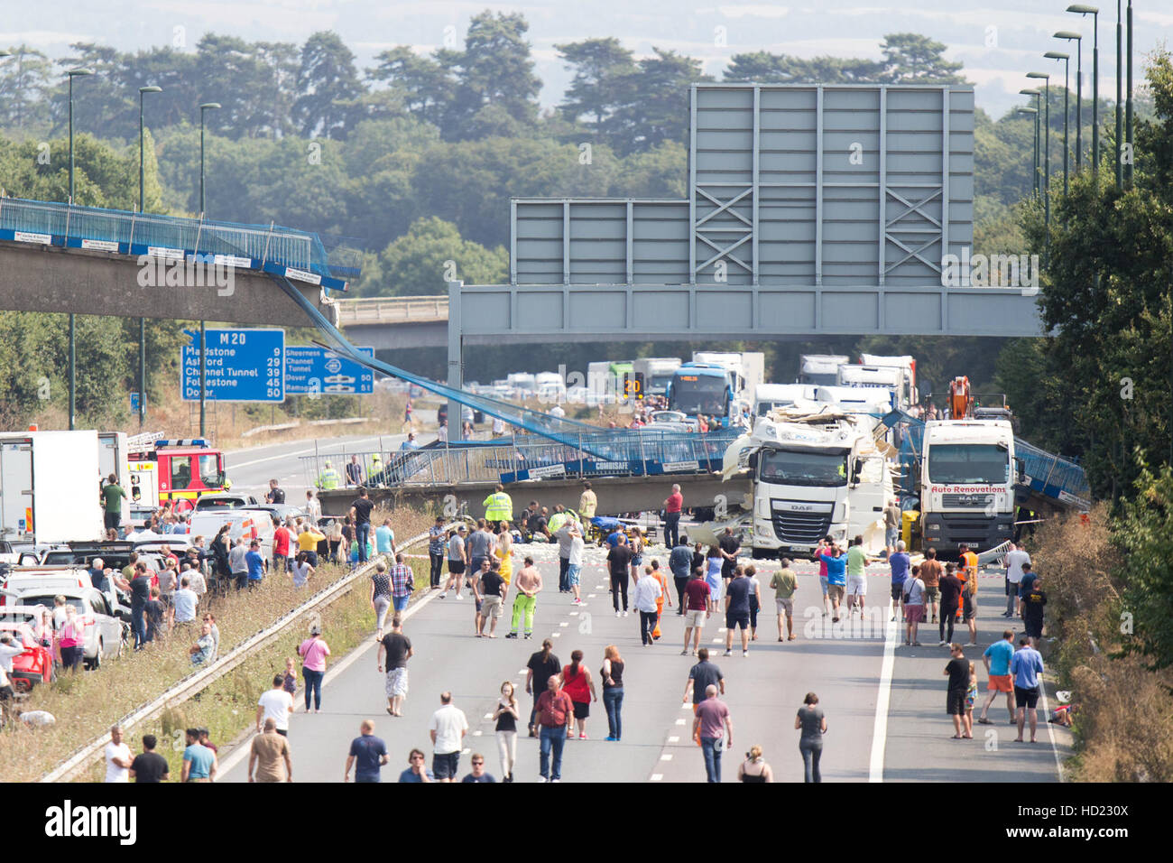 A footbridge collapses onto motorway traffic on the M20 in Kent this ...