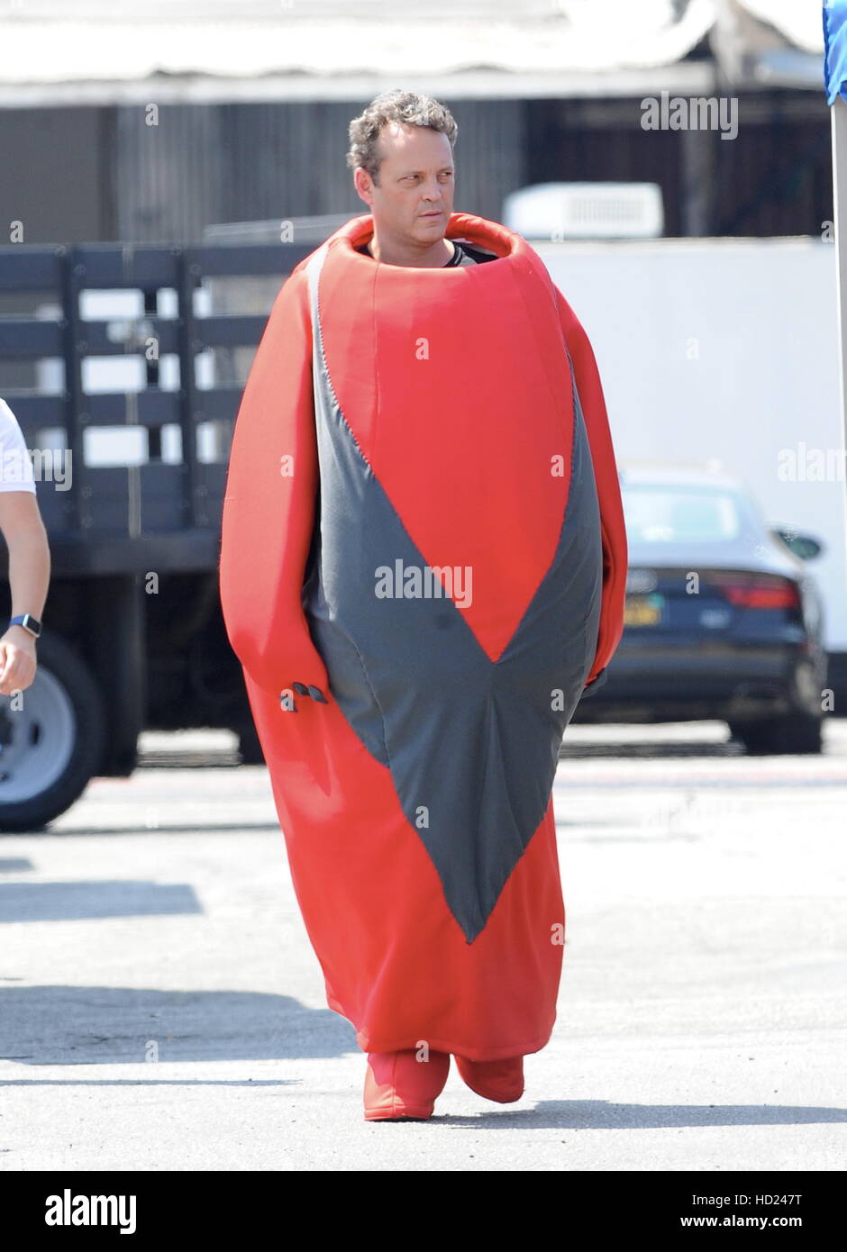 Pregnant Behati Prinsloo visits husband Adam Levine on the set of his ...