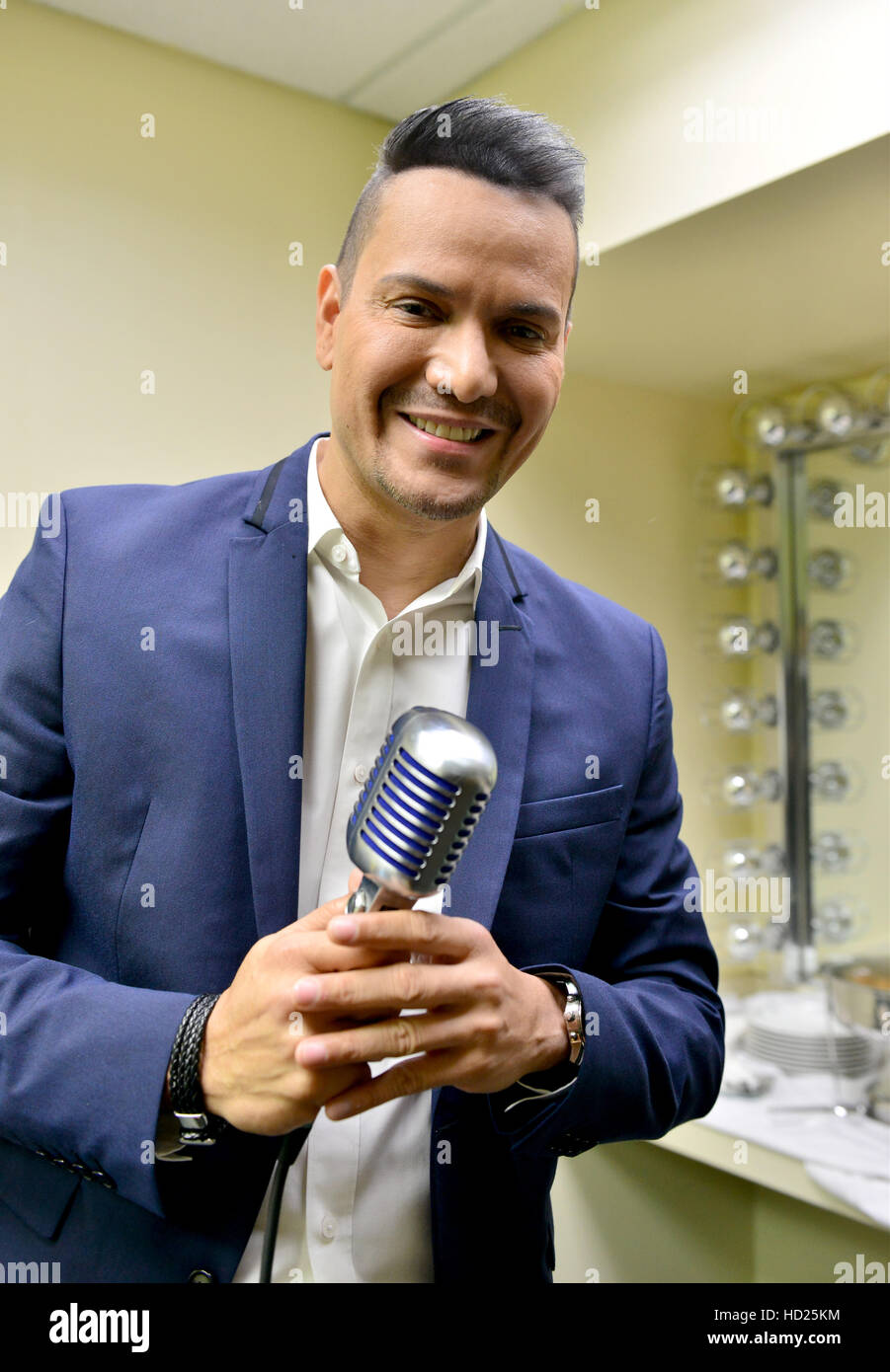 Victor Manuelle interviewed backstage by Alberto Mauco at the ...