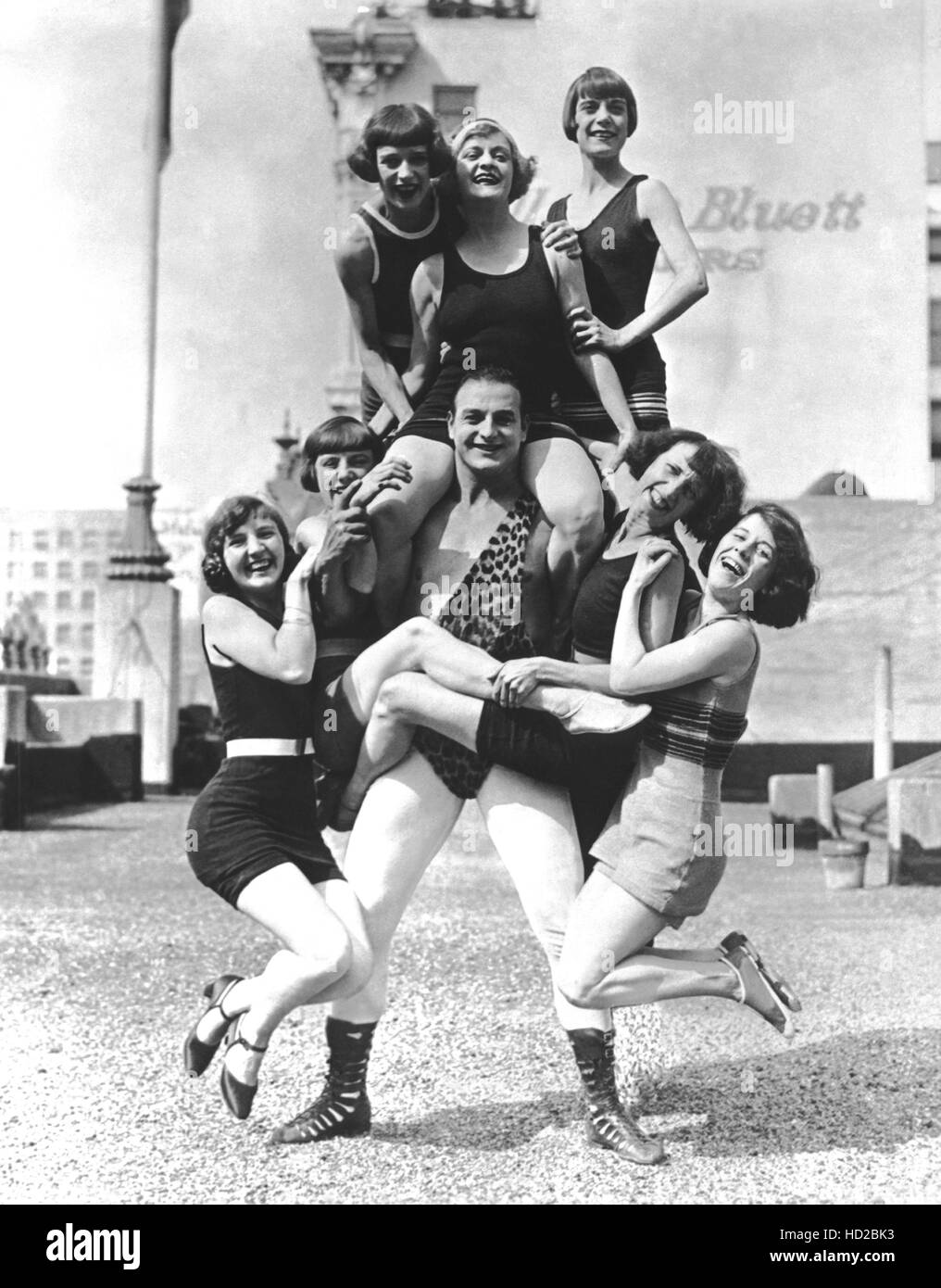 Joe Bonomo, hoisting a bevy of bathing beauties, ca. mid-1920s Stock ...
