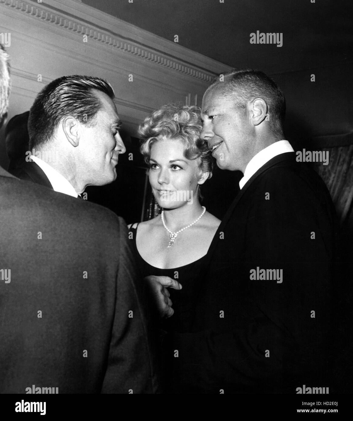 Kirk Douglas, Kim Novak, Richard Quine at Merle Oberon's party, 12/59 ...