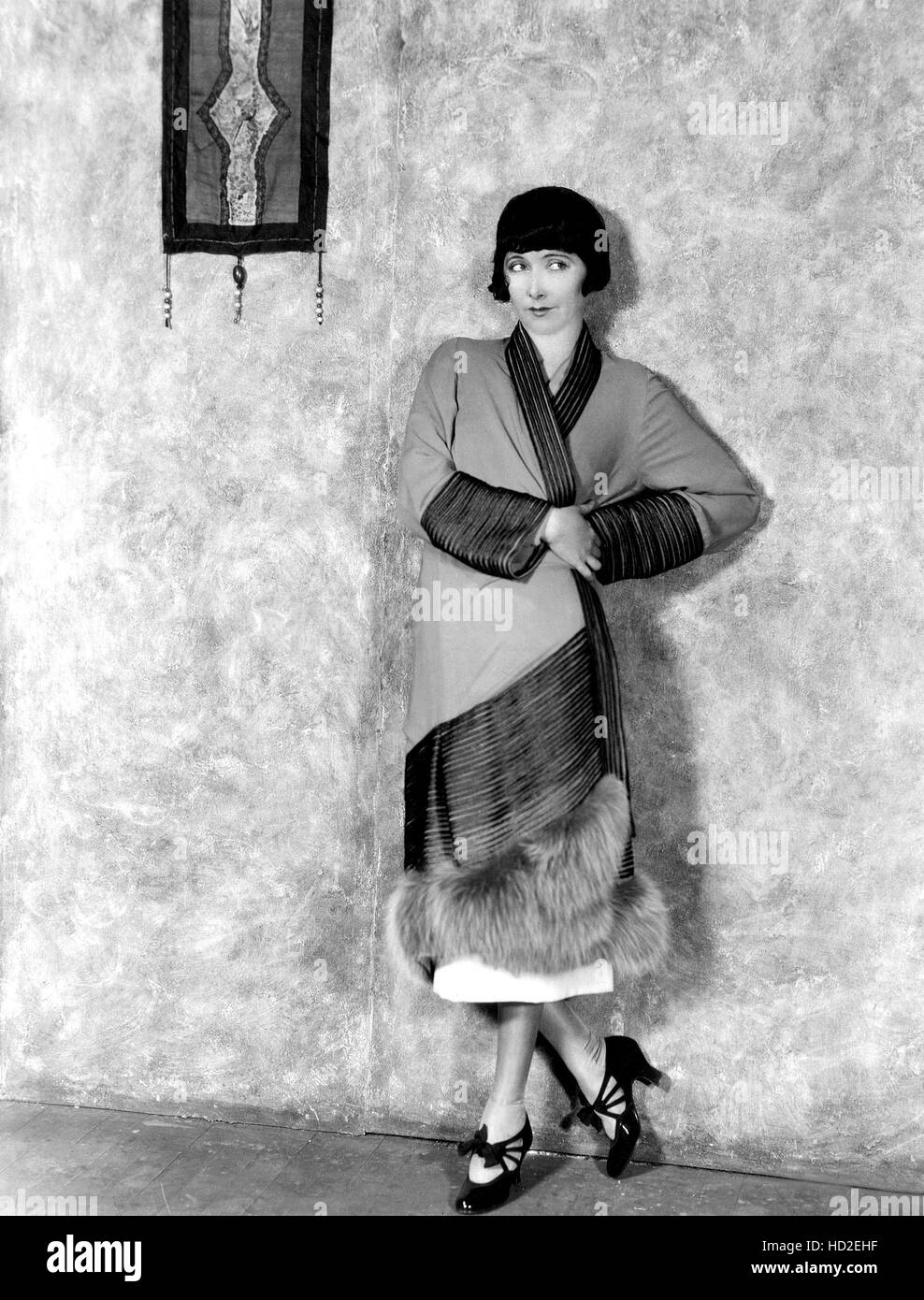 Mae Busch, wearing a wrap coat with fur trim, 1925 Stock Photo - Alamy