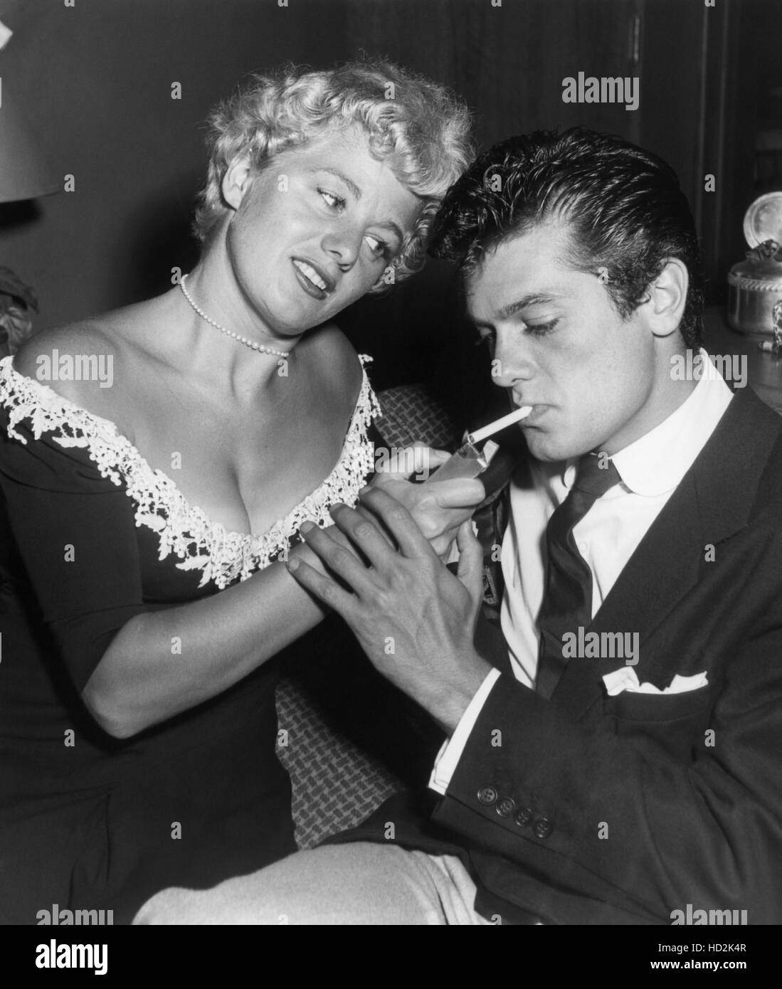 Shelley Winters lighting Tony Curtis' cigarette, circa 1950s Stock ...