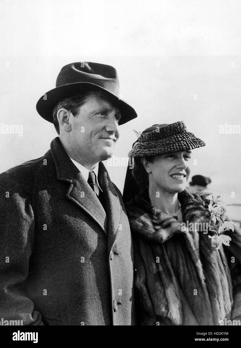 SPENCER TRACY and wife LOUISE TRACY arrive in the UK aboard the Queen ...