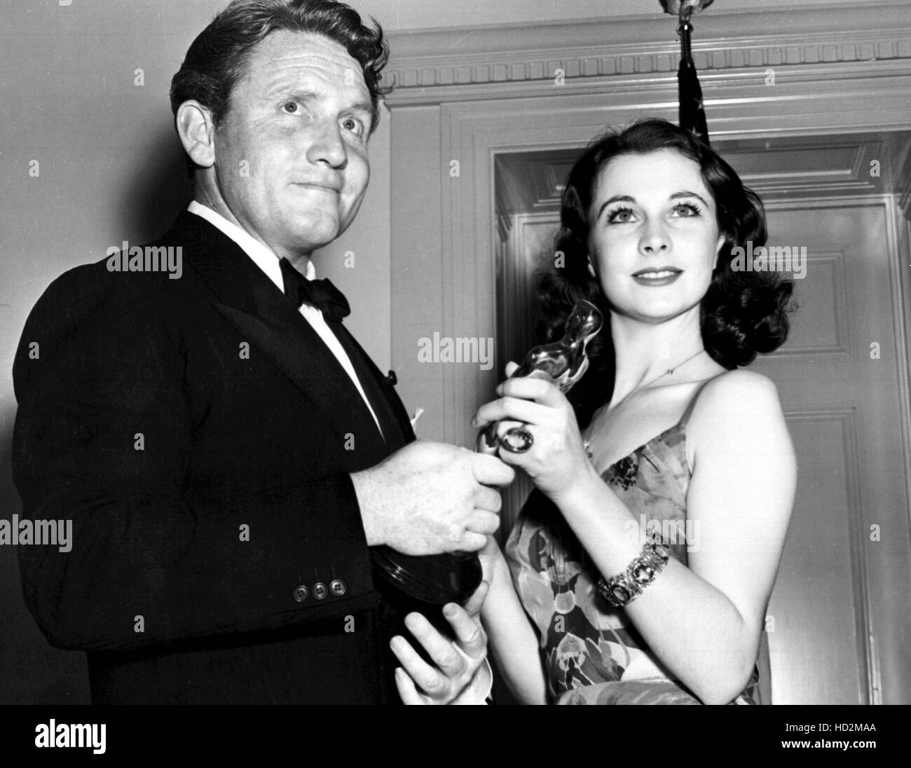 SPENCER TRACY presenting the Oscar for Best Actress of 1939 to VIVIEN ...
