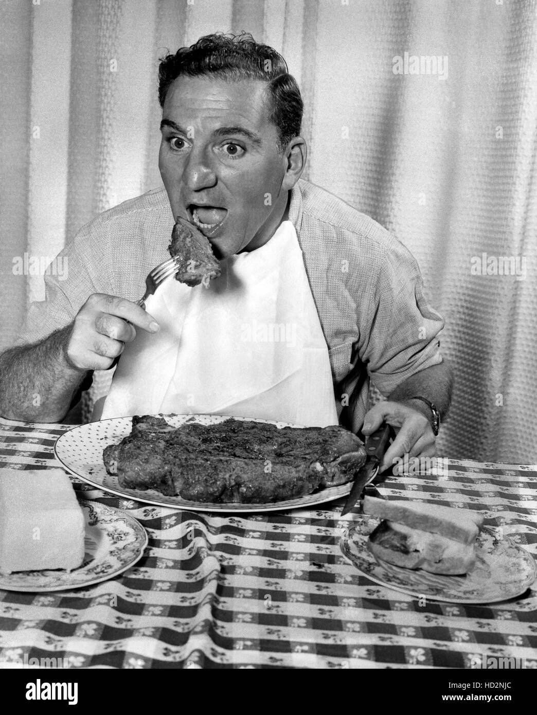William Bendix eating a large steak, ca. 1949 Stock Photo - Alamy