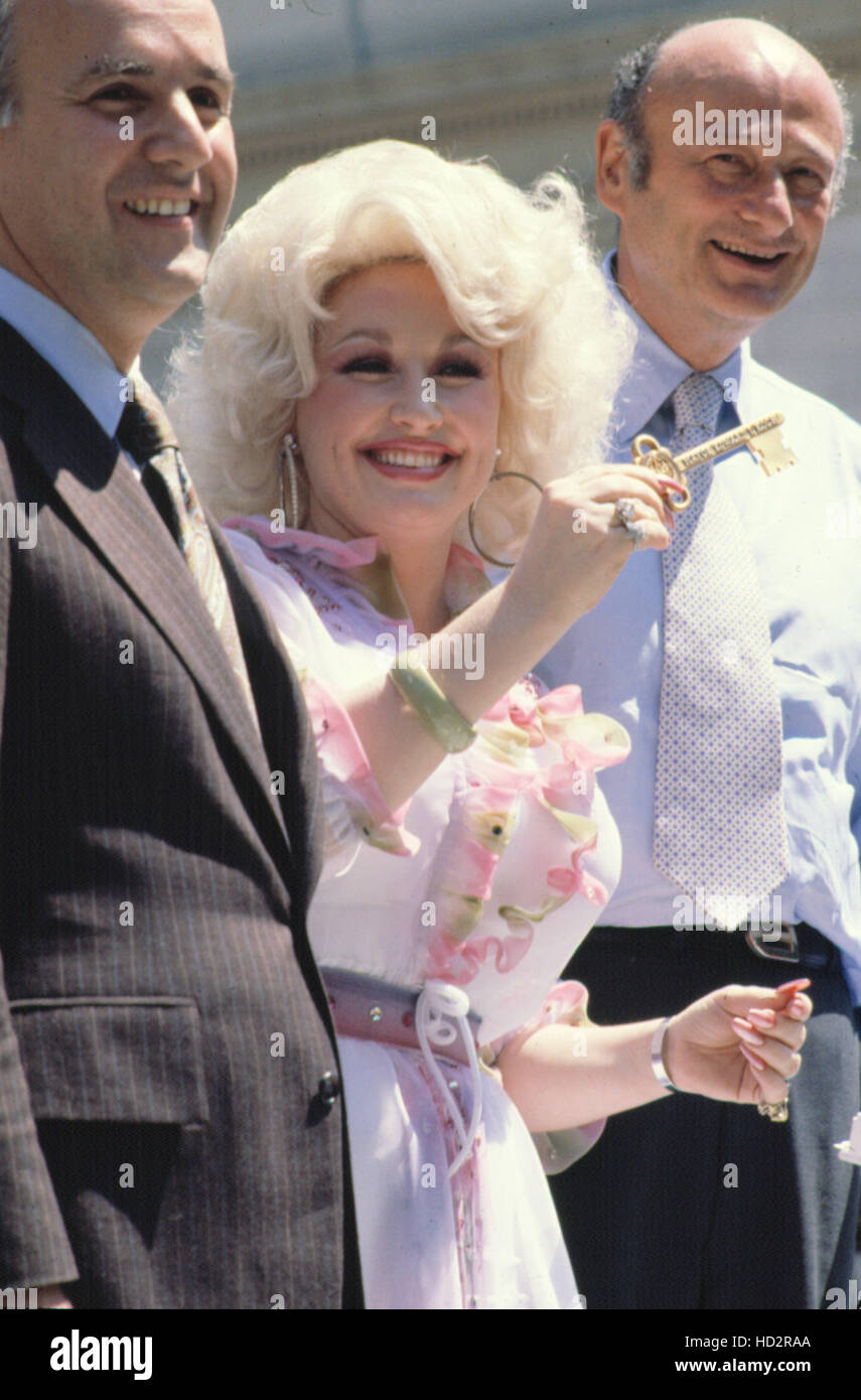 Dolly Parton with the key to the city, Mayor Ed Koch, at City Hall, NYC ...