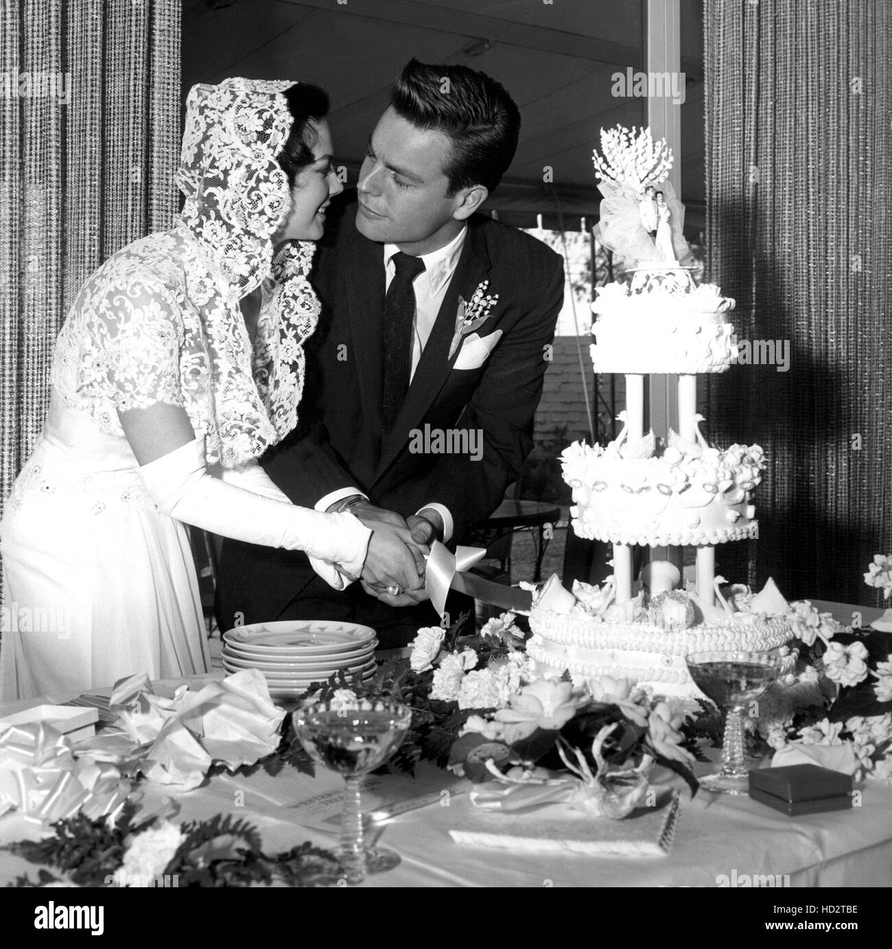 NATALIE WOOD and ROBERT WAGNER cutting their wedding cake, 1958 Stock ...