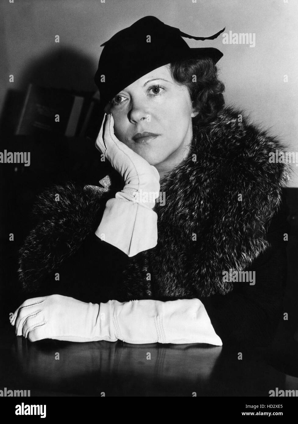 Ruth Chatterton in a Los Angeles courtroom during divorce proceedings ...