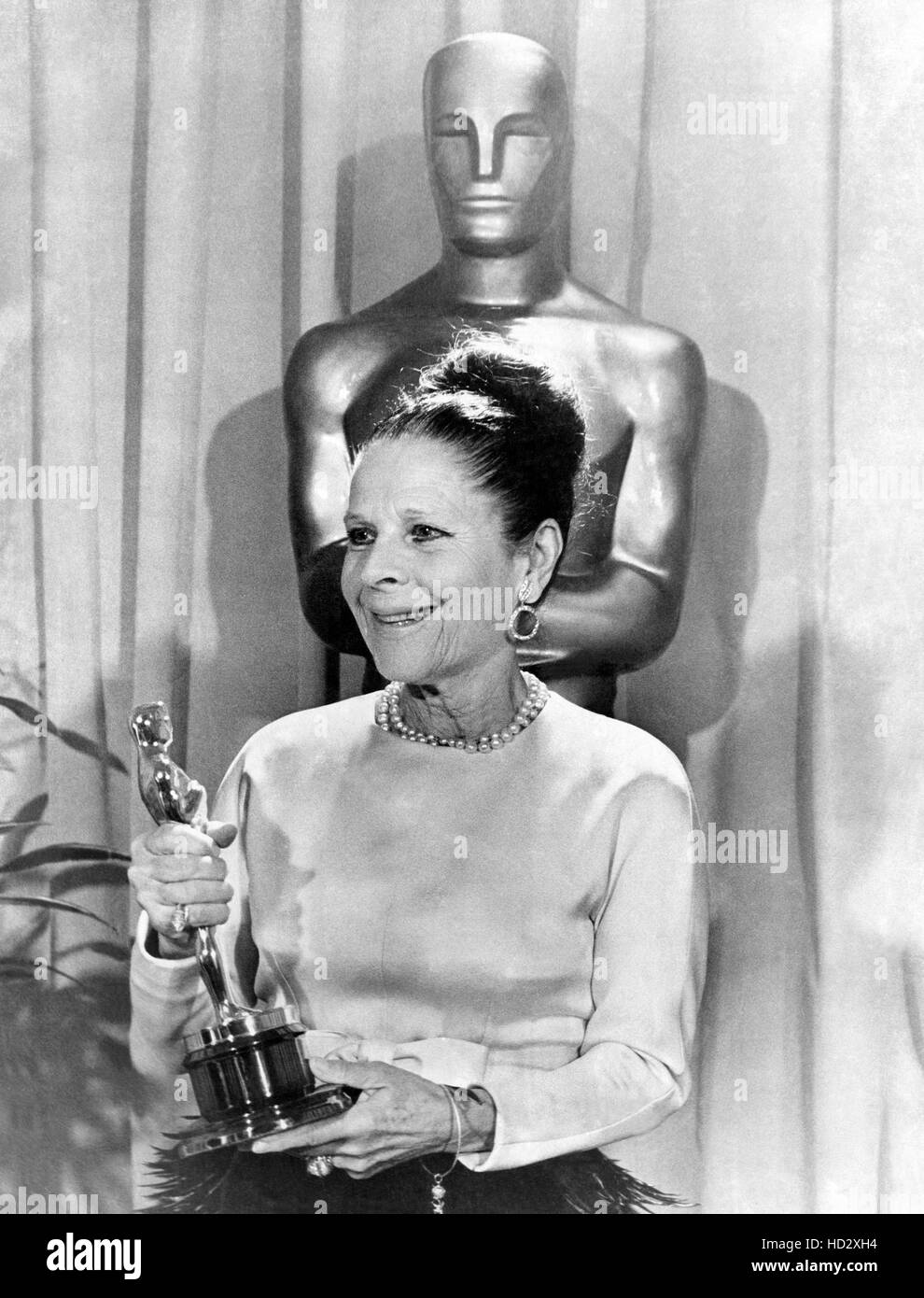Ruth Gordon, with her Best Suporting Actress Academy Award for ROSEMARY ...