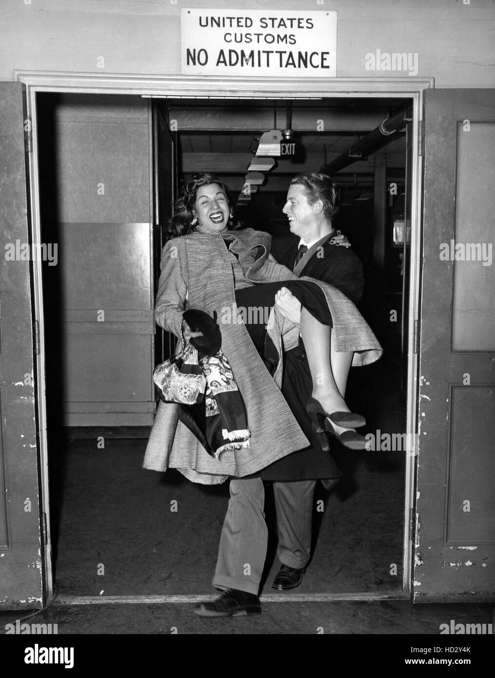 Newlyweds Samia Gamal and Sheppard King clear Customs on arrival in New ...