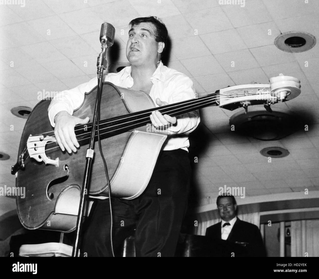Shecky Greene performing his stand-up comedy act, 1962 Stock Photo - Alamy