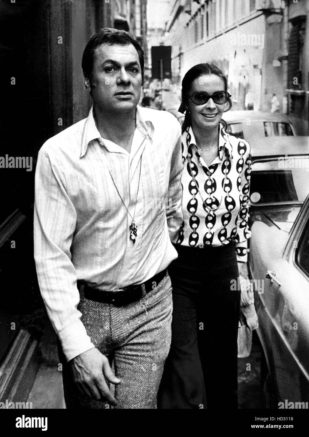 TONY CURTIS, with wife Leslie Allen in Rome circa 1969 Stock Photo - Alamy
