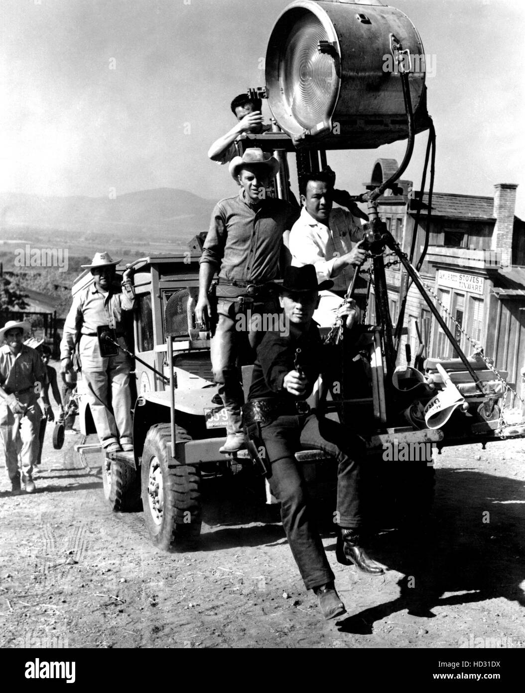 THE MAGNIFICENT SEVEN, Yul Brynner poses for a gag shot on location ...