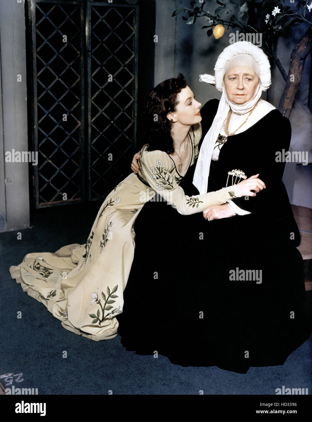 VIVIEN LEIGH and Jane Darwell on the set of 'Gone With The Wind', 1939 ...