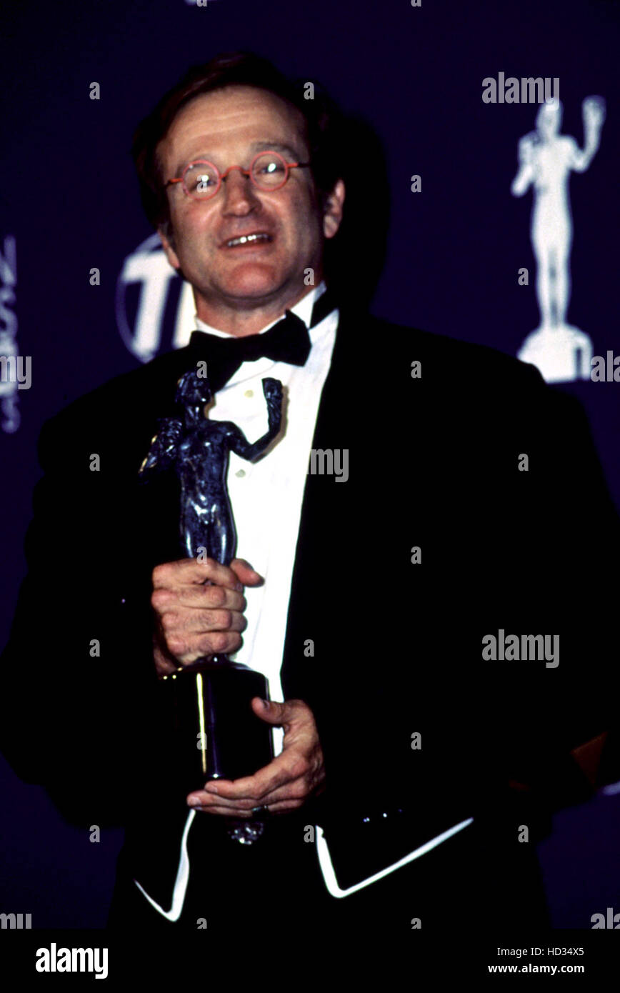 ROBIN WILLIAMS holding his Actor's Guild award, 1998 Stock Photo - Alamy