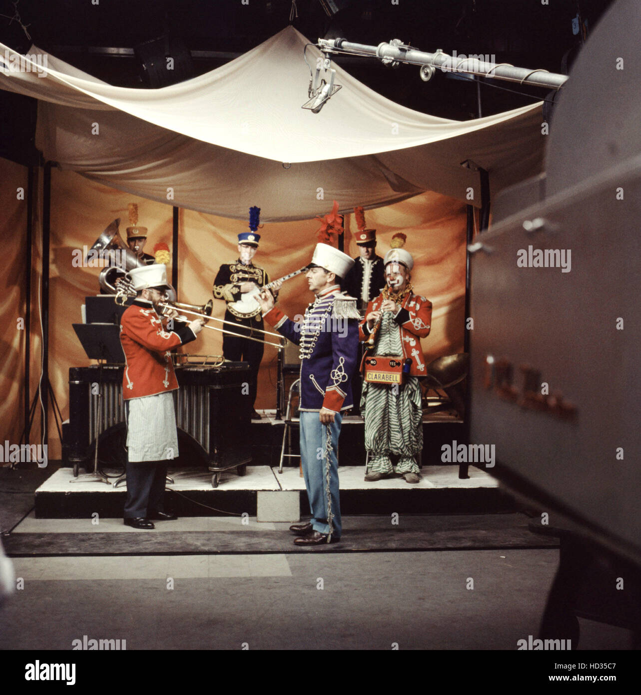 THE HOWDY DOODY SHOW, 'Buffalo' Bob Smith (center), Lew Anderson (as ...