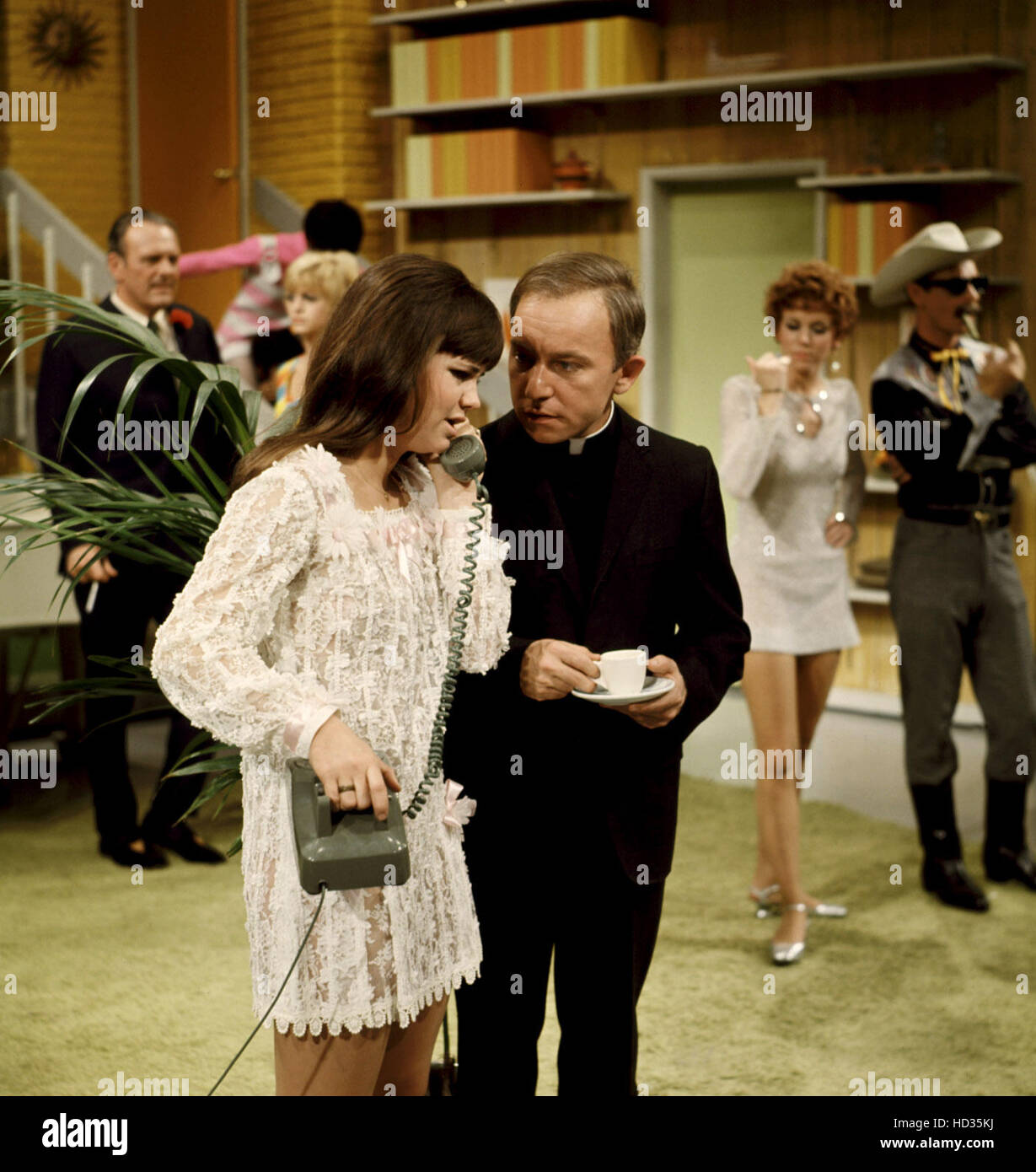 ROWAN AND MARTIN'S LAUGH-IN, Goldie Hawn, Sally Field, Henry Gibson ...