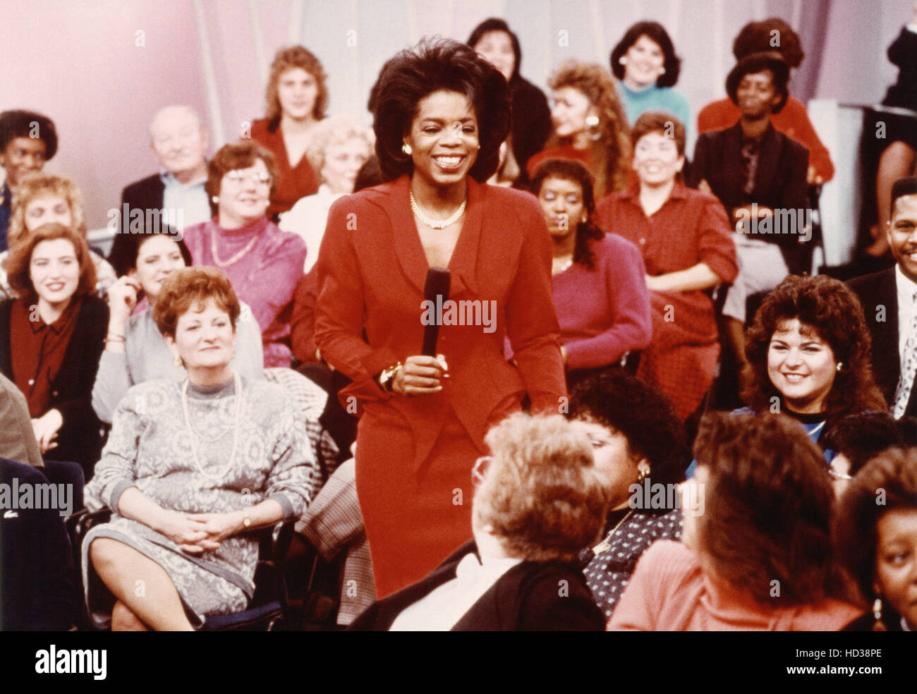 THE OPRAH WINFREY SHOW, Oprah Winfrey (standing), 1986-2011. © King ...