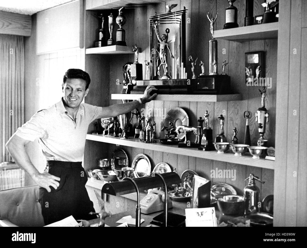 ROBERT STACK, candid at his Bel Air home circa 1962 Stock Photo - Alamy