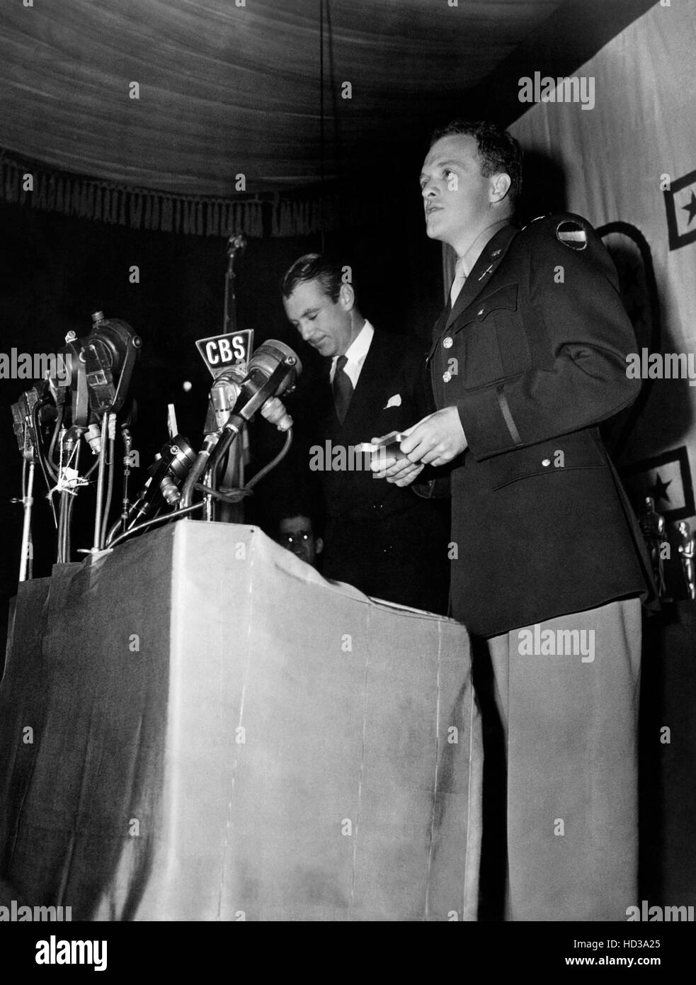Van Heflin thanks the Army for allowing him to be present to accept his ...