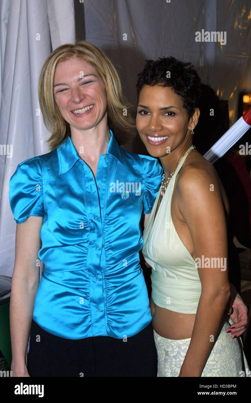Dawn Hudson and Halle Berry at 2004 IFP INDEPENDENT SPIRIT AWARDS, LA ...