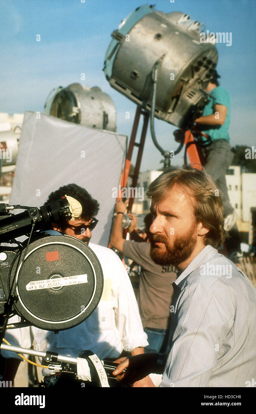 THE ABYSS, James Cameron, 1989. TM and Copyright (c) 20th Century Fox ...