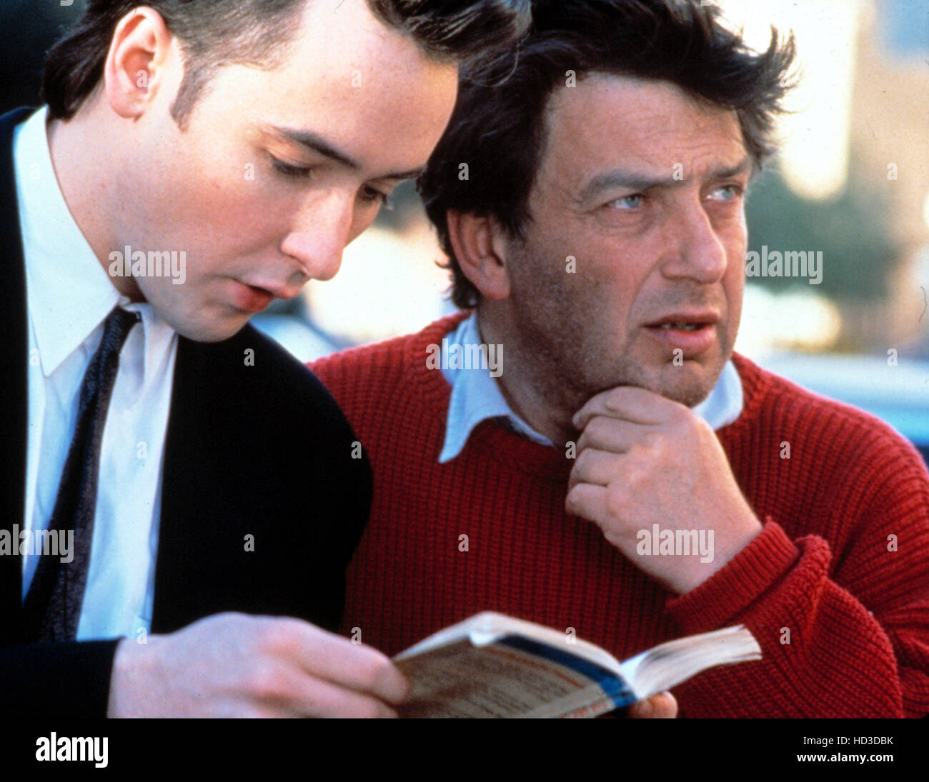 THE GRIFTERS, John Cusack and director Stephen Fears on set, 1990 Stock ...