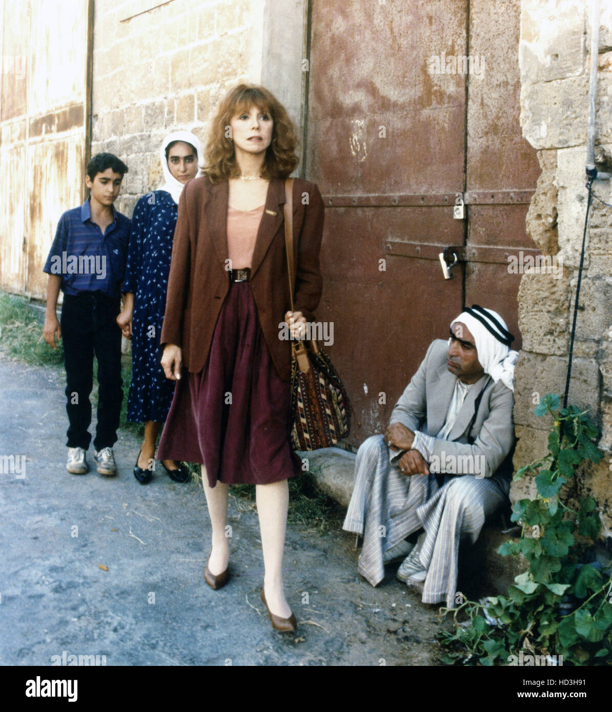 HEKD HOSTAGE: THE SIS AND JERRY LEVIN STORY, Marlo Thomas (standing ...