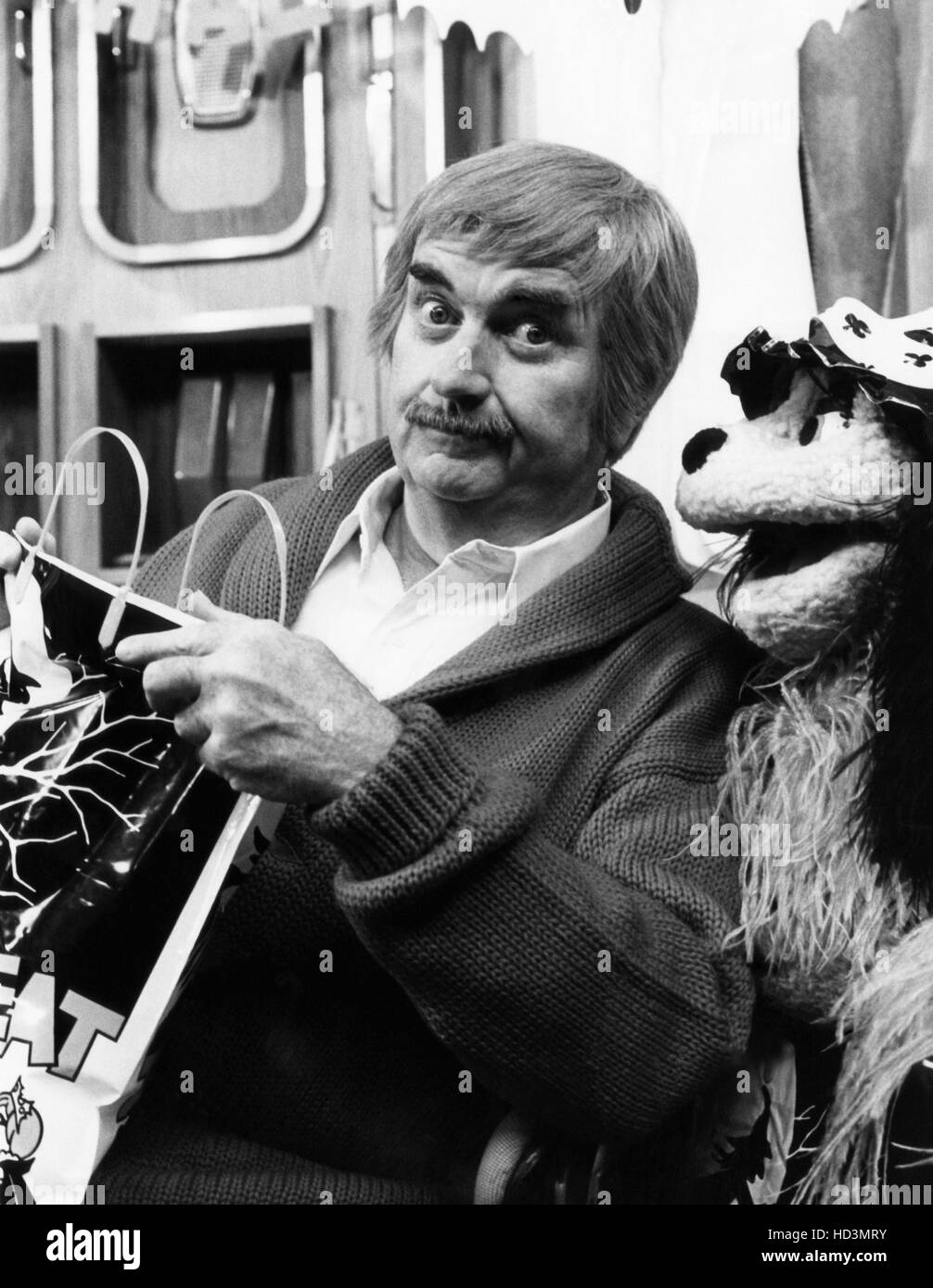 CAPTAIN KANGAROO, Bob Keeshan with puppet, 1955-92 Stock Photo - Alamy