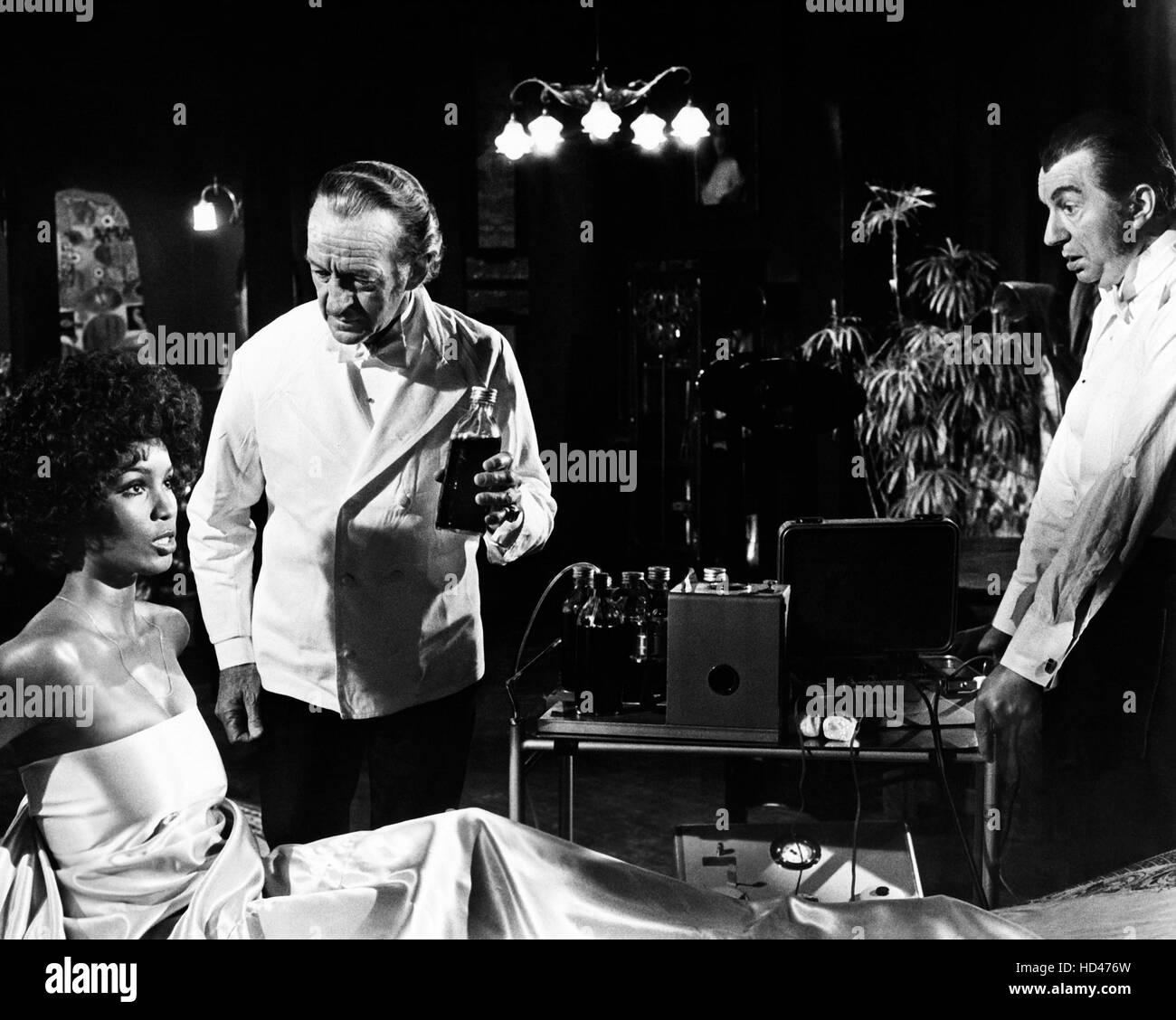 VAMPIRA, (aka OLD DRACULA), from left: Teresa Graves, David Niven ...