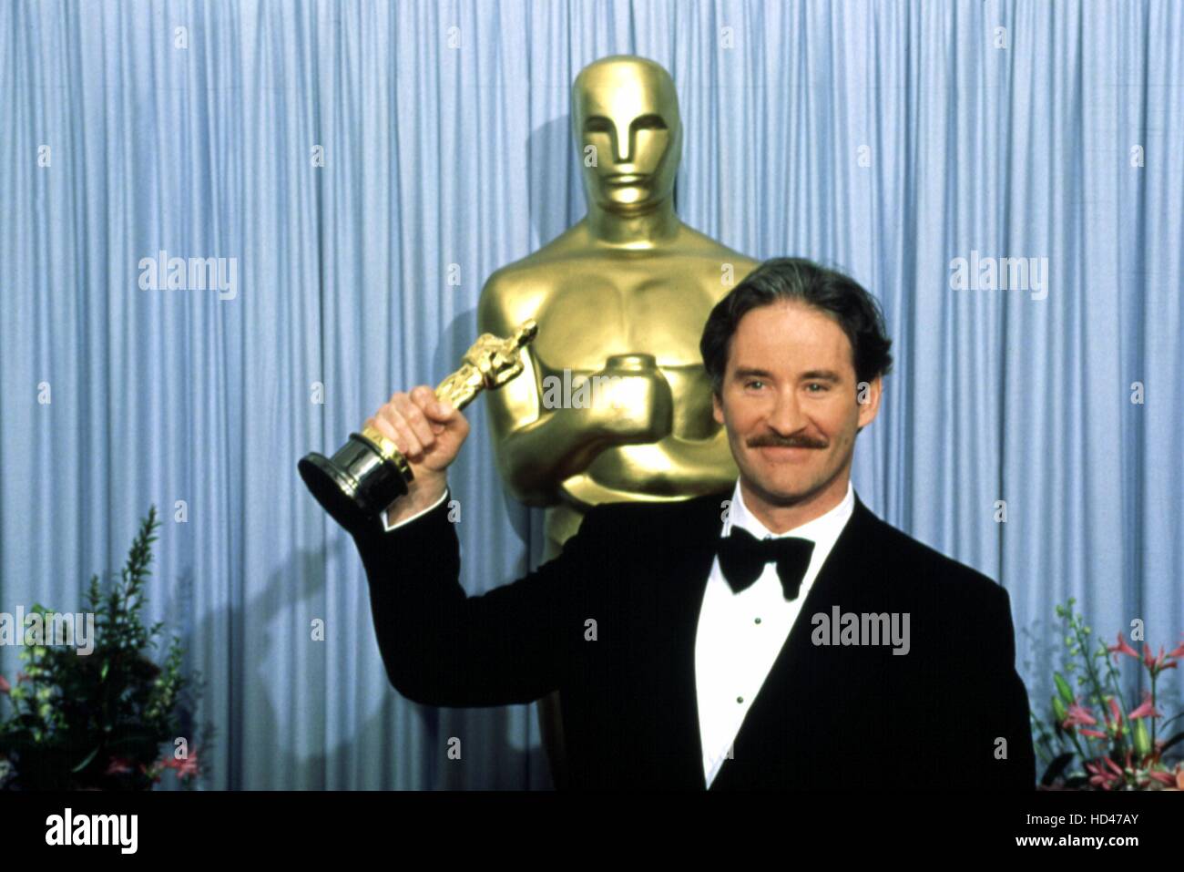1988: KEVIN KLINE holds up his Best Supporting Actor Oscar for A FISH ...