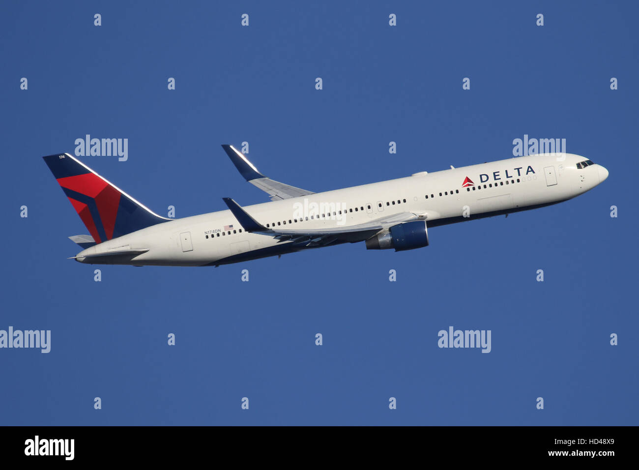 Delta 767 landing hi-res stock photography and images - Alamy