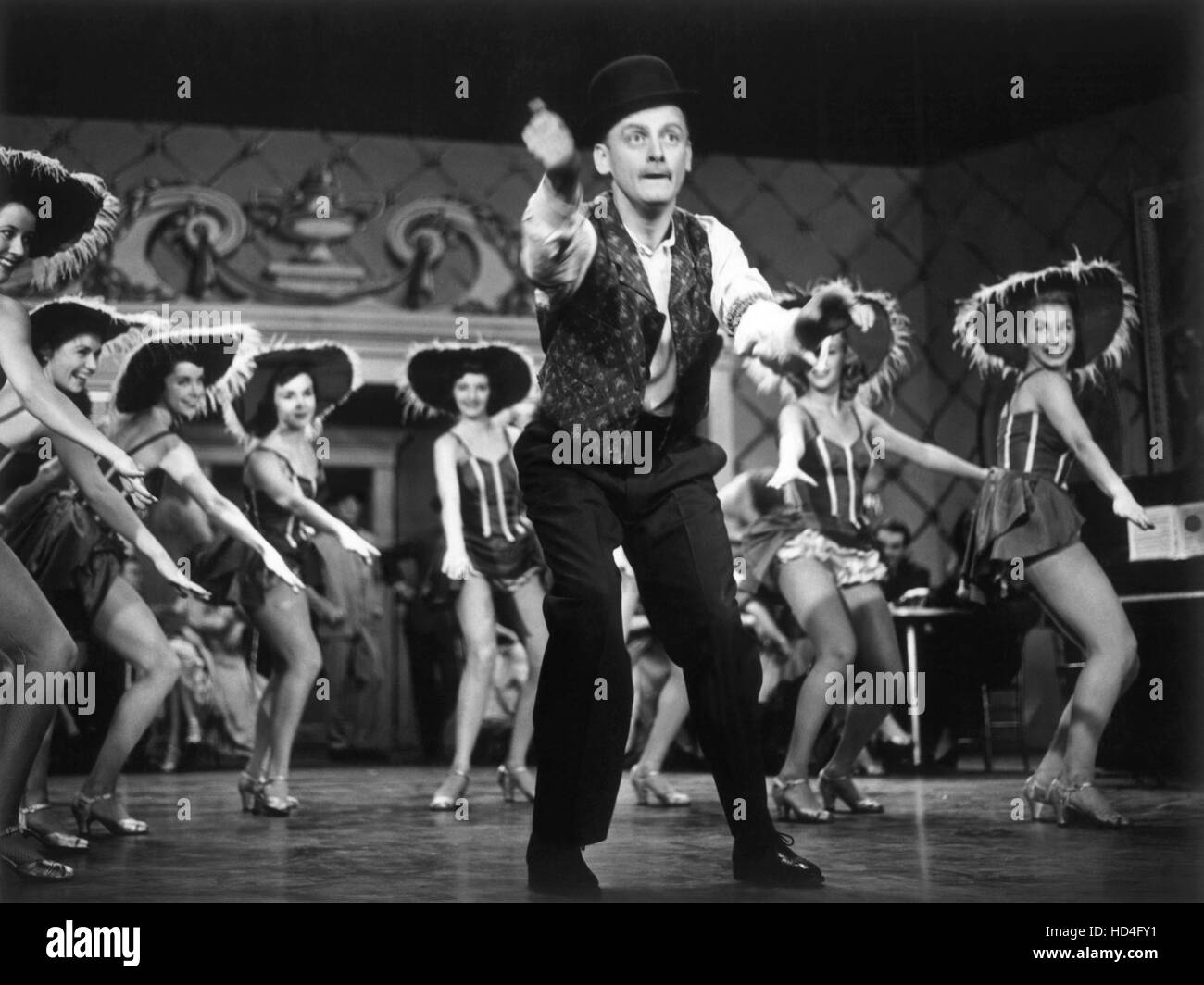 THE JACKIE GLEASON SHOW, Art Carney (front), The June Taylor Dancers ...