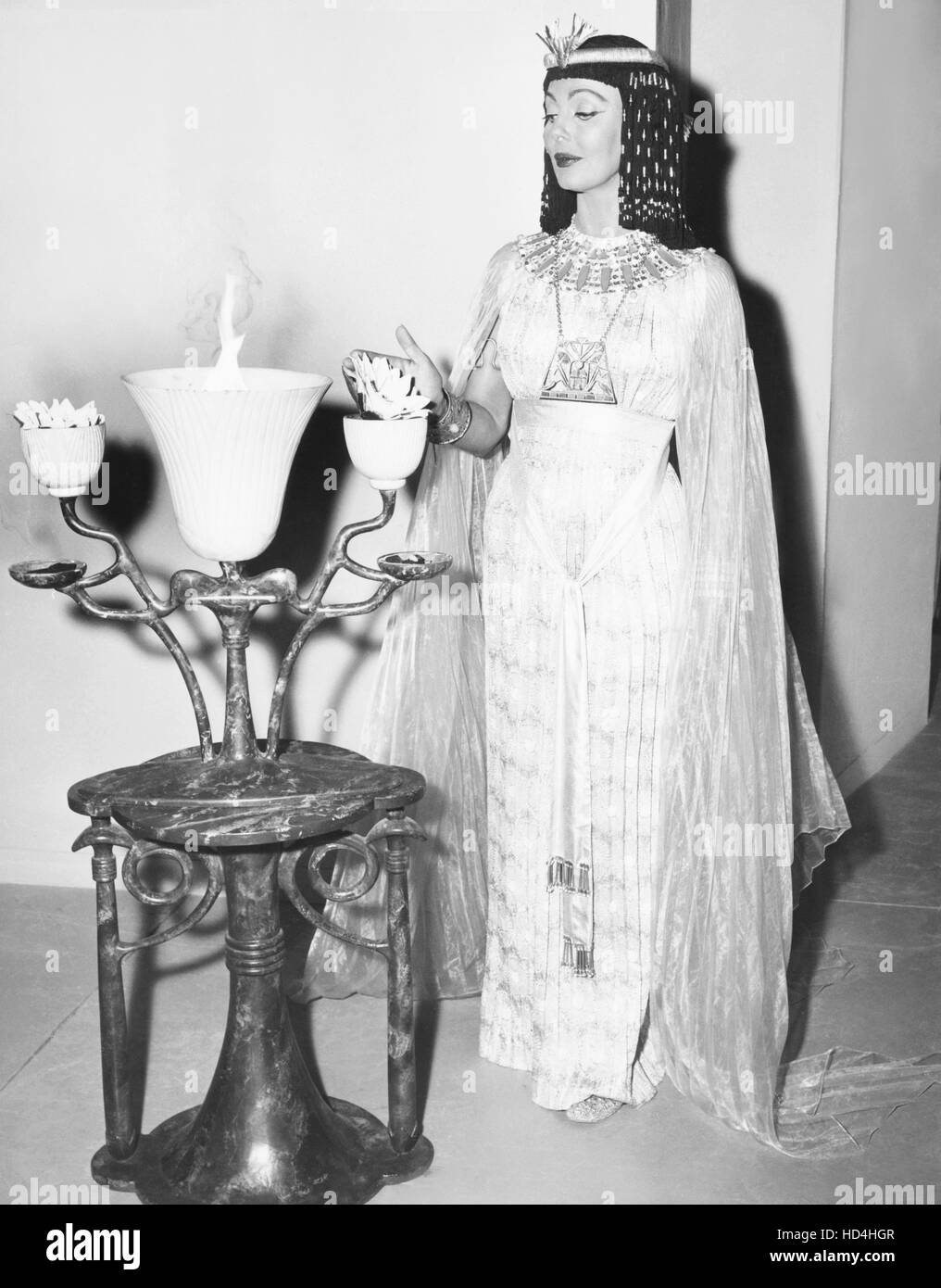 THE LORETTA YOUNG SHOW, (aka LETTER TO LORETTA), Loretta Young as Queen ...