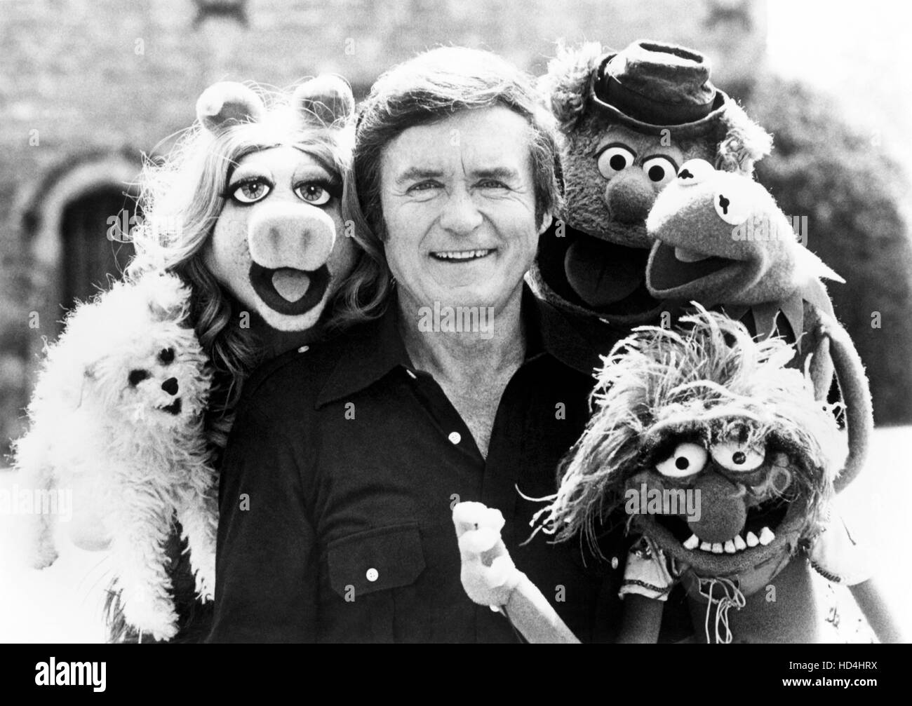 THE MIKE DOUGLAS SHOW, from left: Foo-Foo, Miss Piggy, Mike Douglas ...
