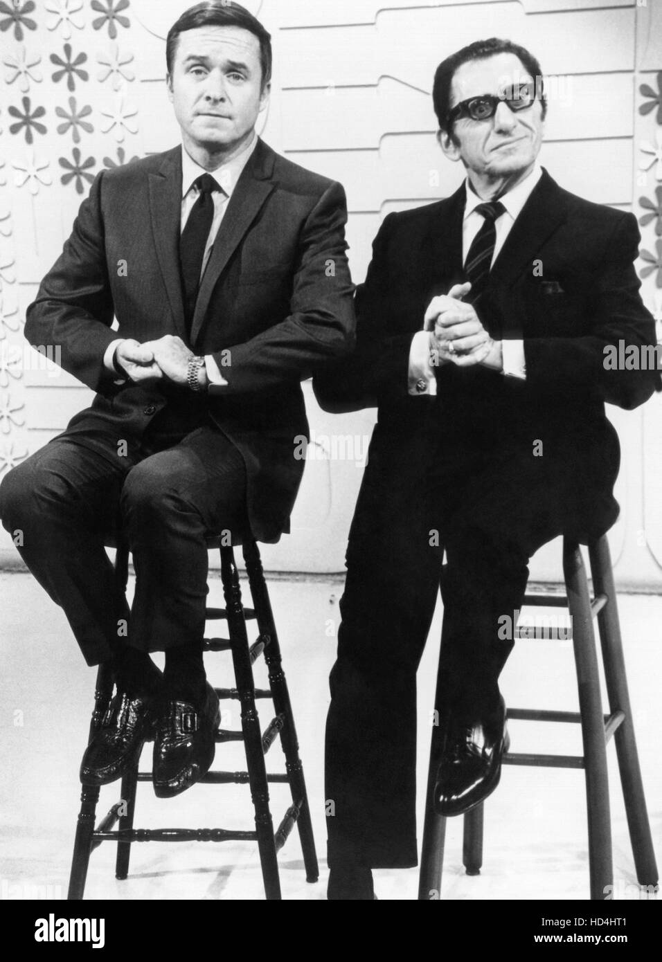 THE MIKE DOUGLAS SHOW, from left, host Mike Douglas, guest Jan Peerce ...