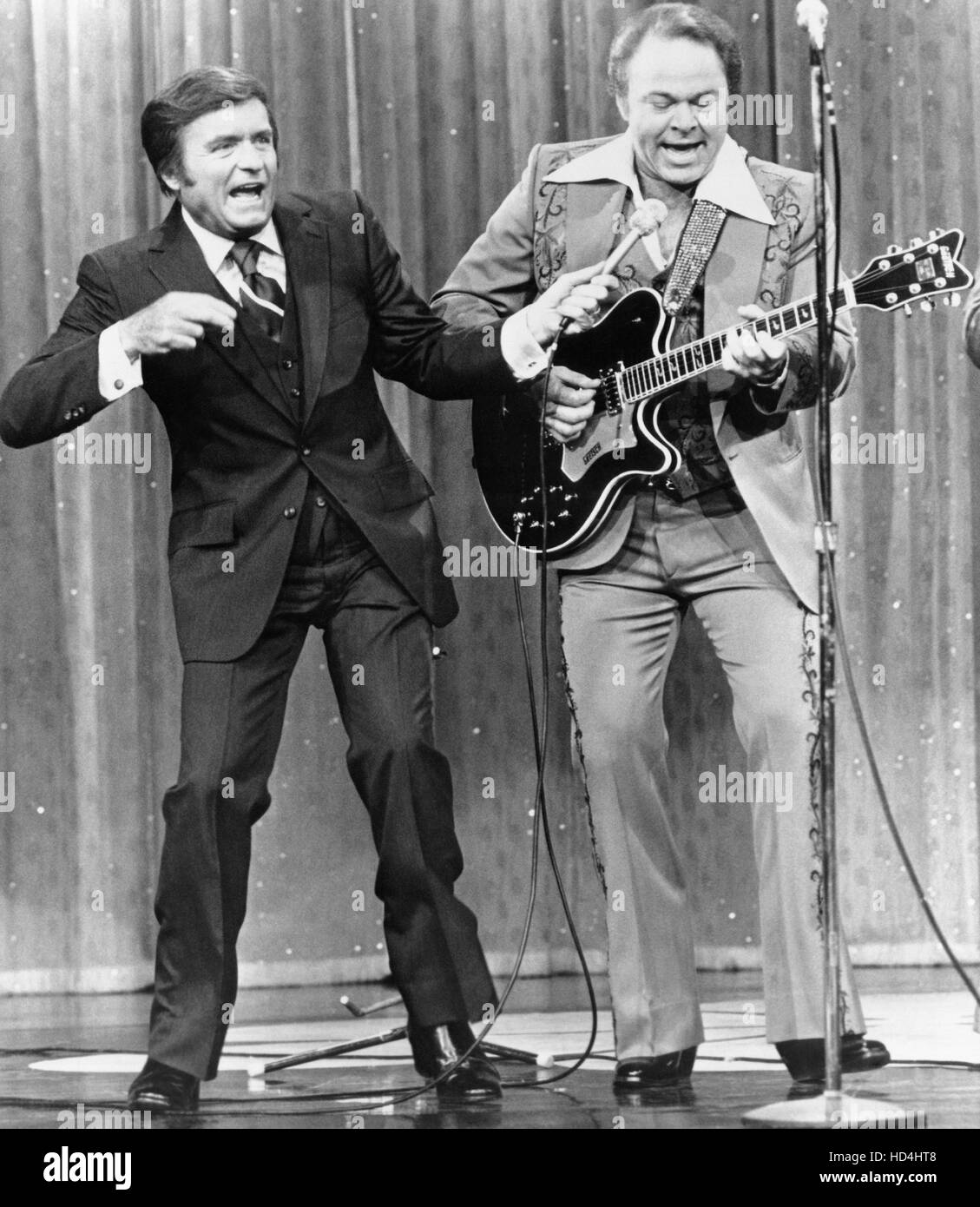 THE MIKE DOUGLAS SHOW, from left, host Mike Douglas, guest Roy Clark ...