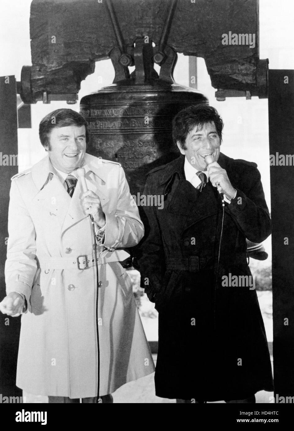 THE MIKE DOUGLAS SHOW, from left, host Mike Douglas, guest Tony Bennet ...
