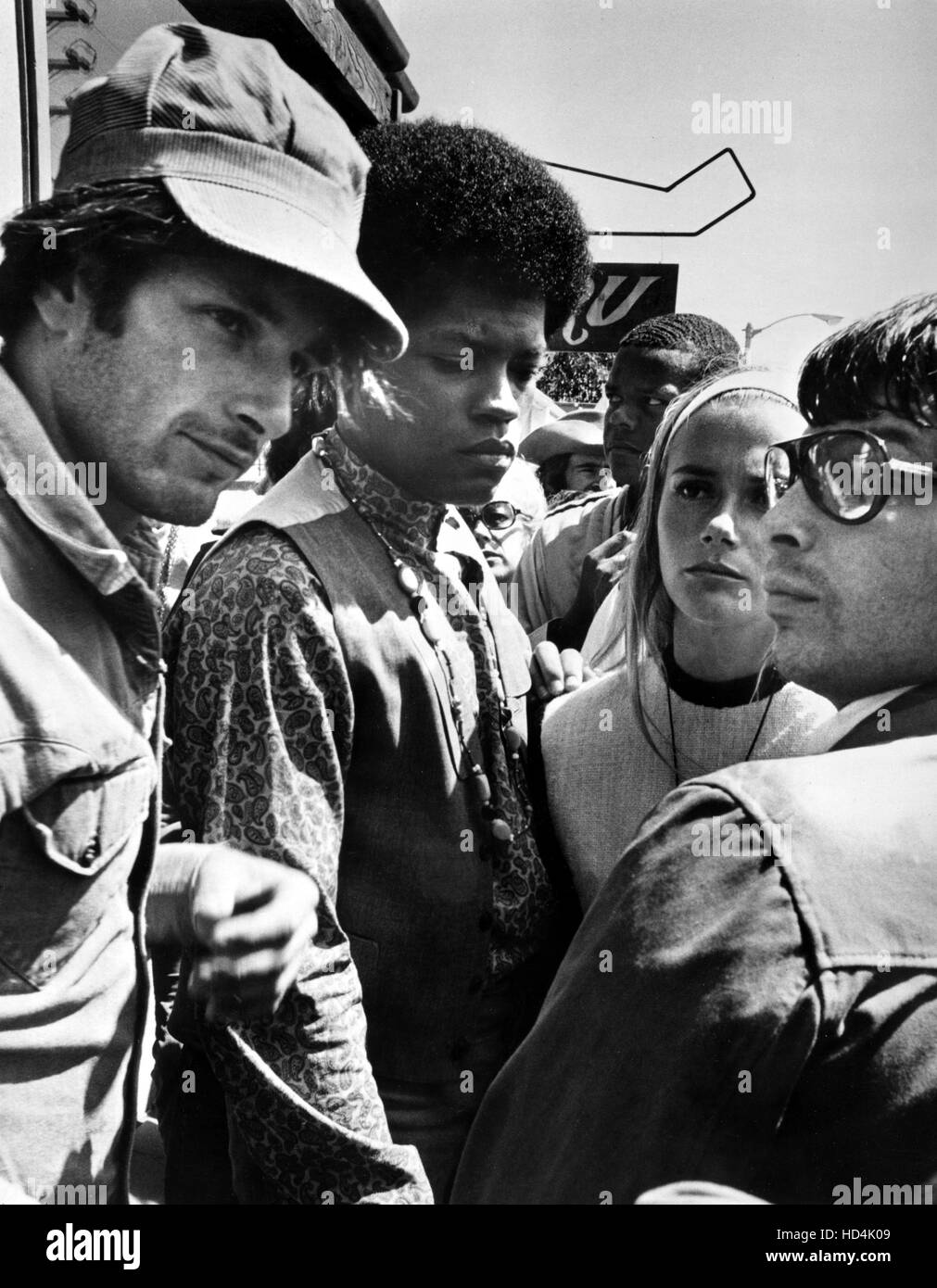 THE MOD SQUAD, Clarence Williams III (second from left), Peggy Lipton ...