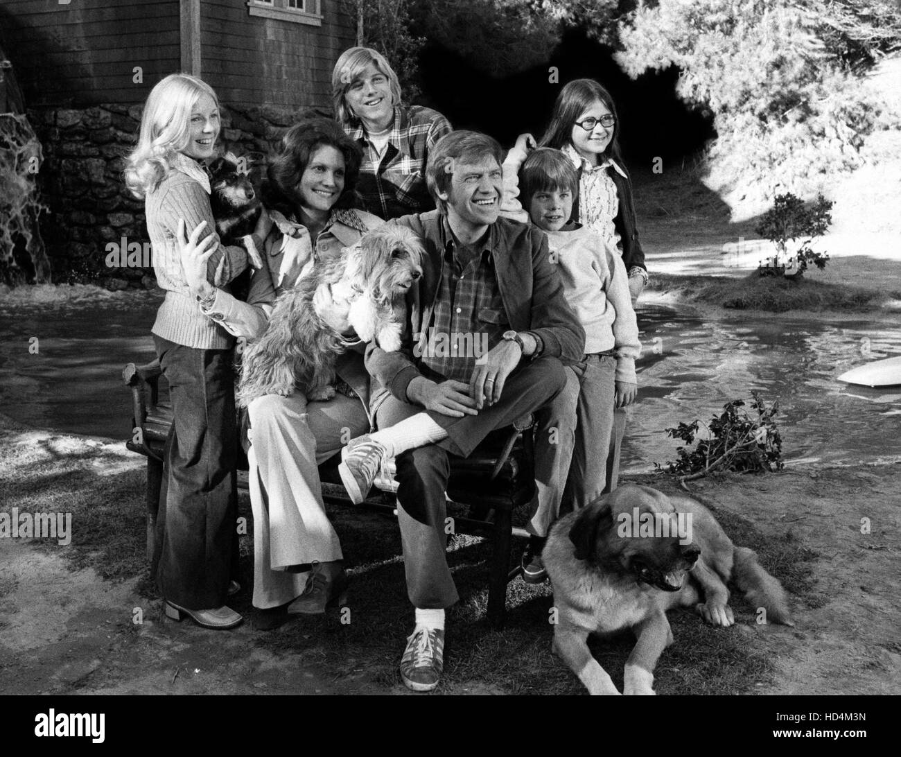 APPLE'S WAY, Patti Cohoon, Lee McCain, Vincent van Patten, Ronny Cox ...