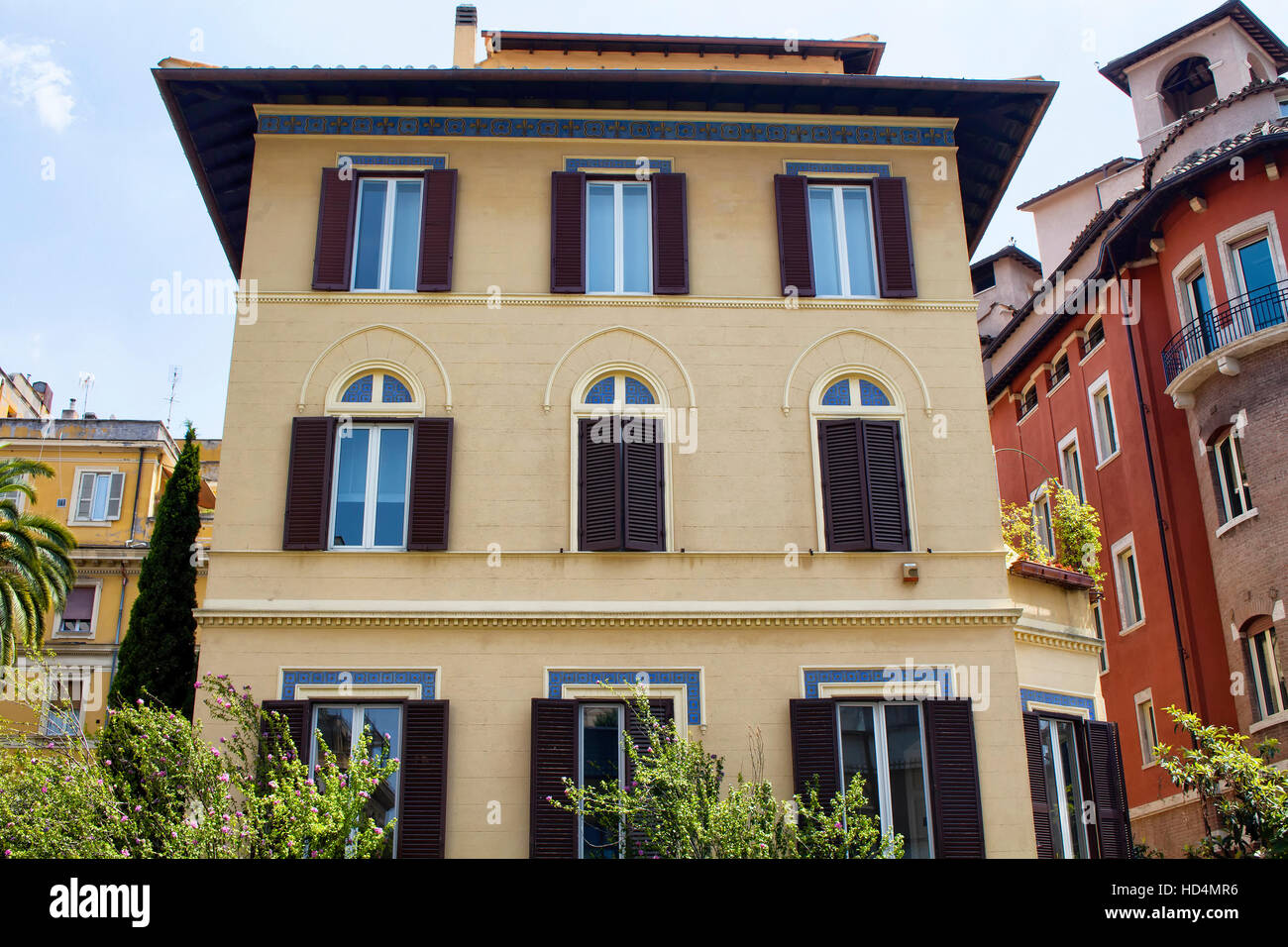 View of a traditional Italian house in Rome Stock Photo - Alamy