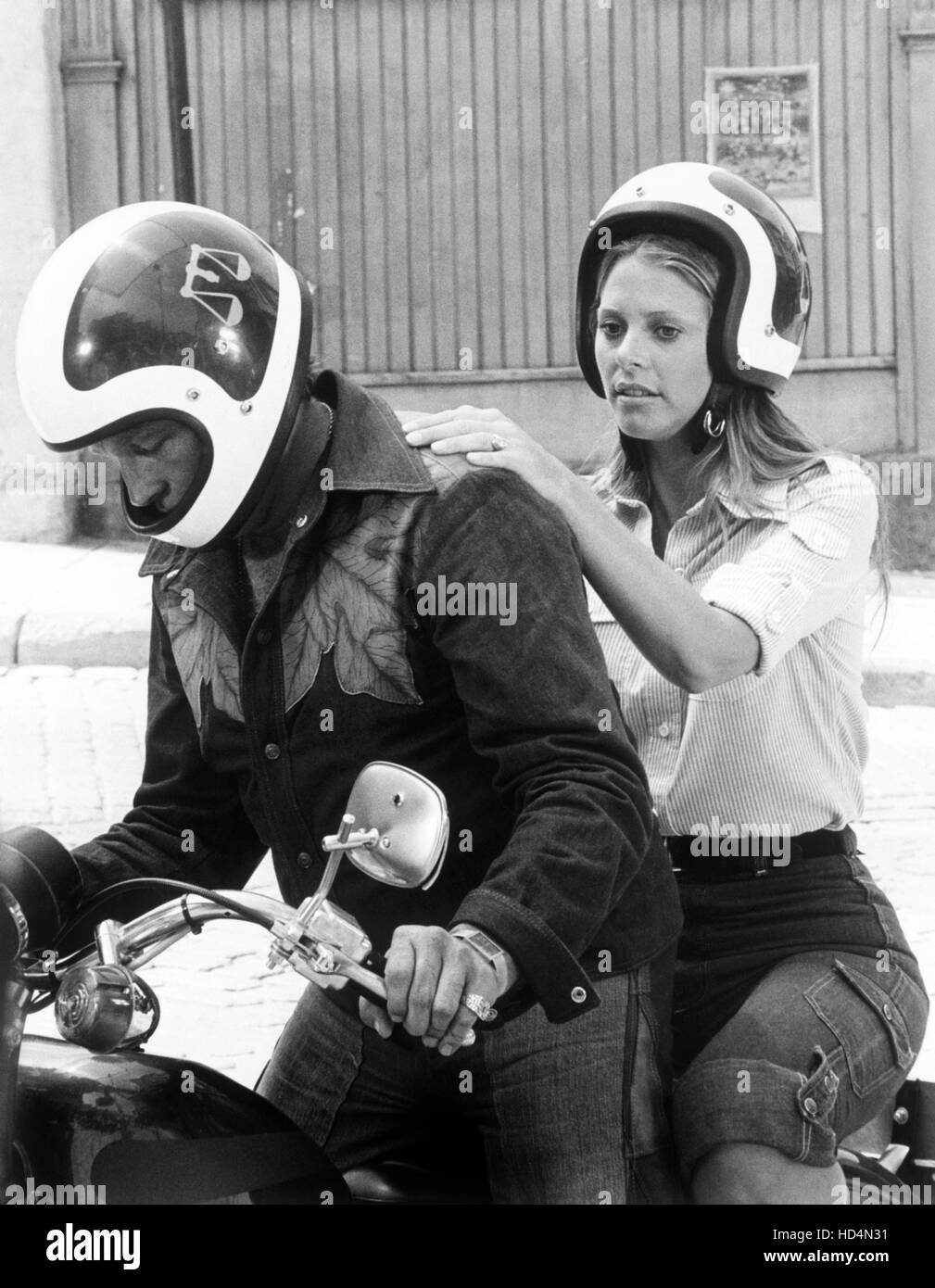 THE BIONIC WOMAN, from left: Evel Knievel, Lindsey Wagner in ...